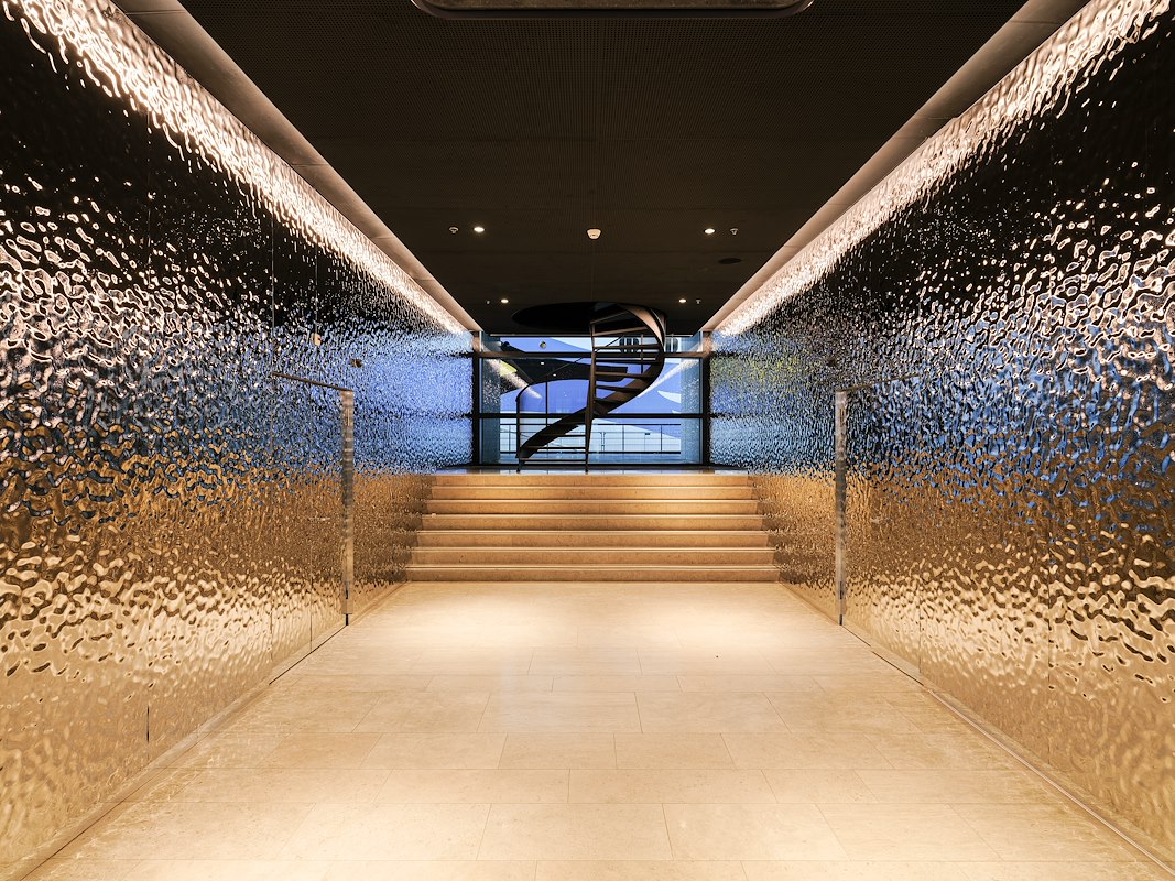 Lobby en eerste verdieping World Port Centre Rotterdam gerenoveerd door ...