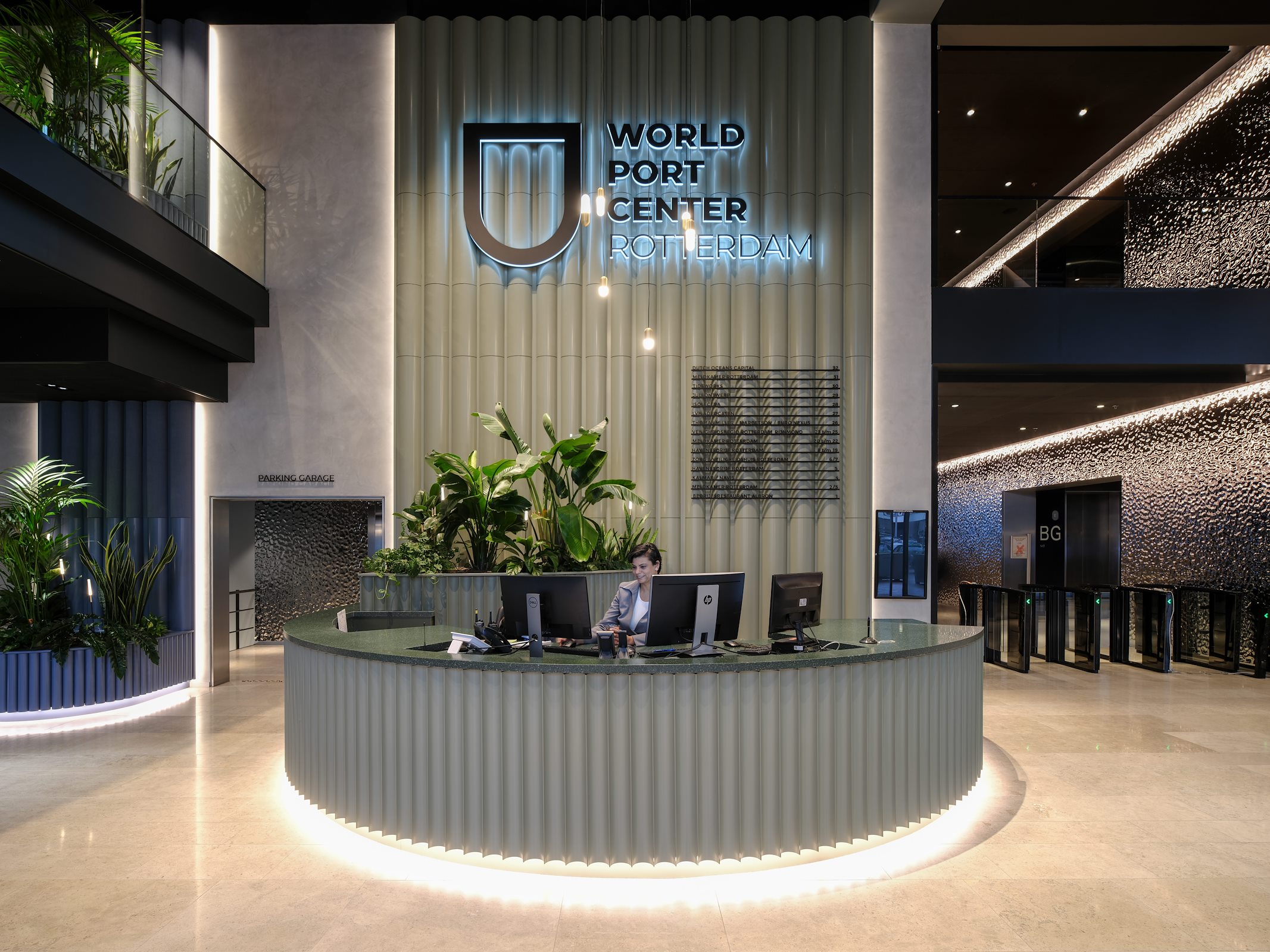 Lobby en eerste verdieping World Port Centre Rotterdam gerenoveerd door ...