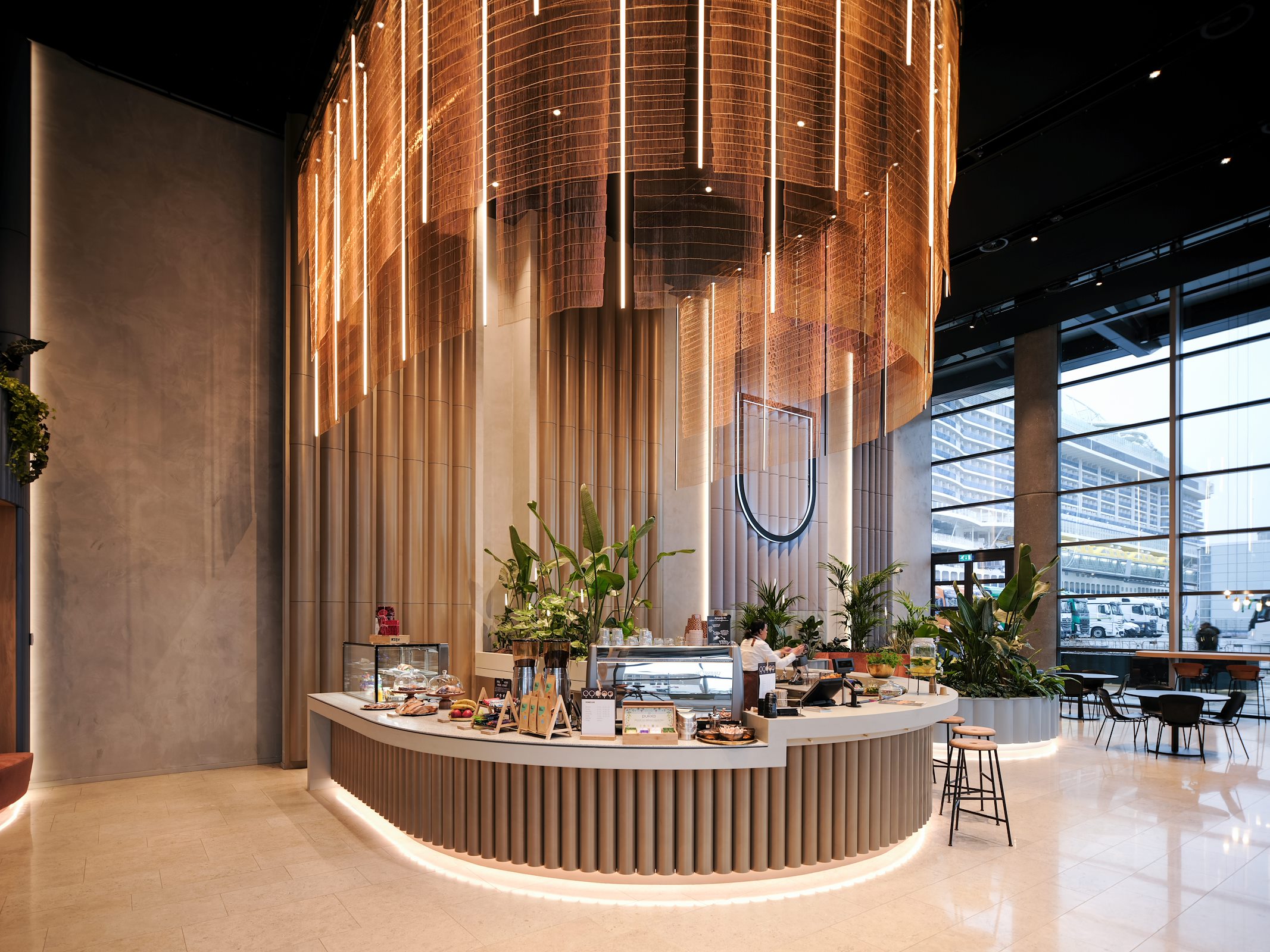 Lobby en eerste verdieping World Port Centre Rotterdam gerenoveerd door ...