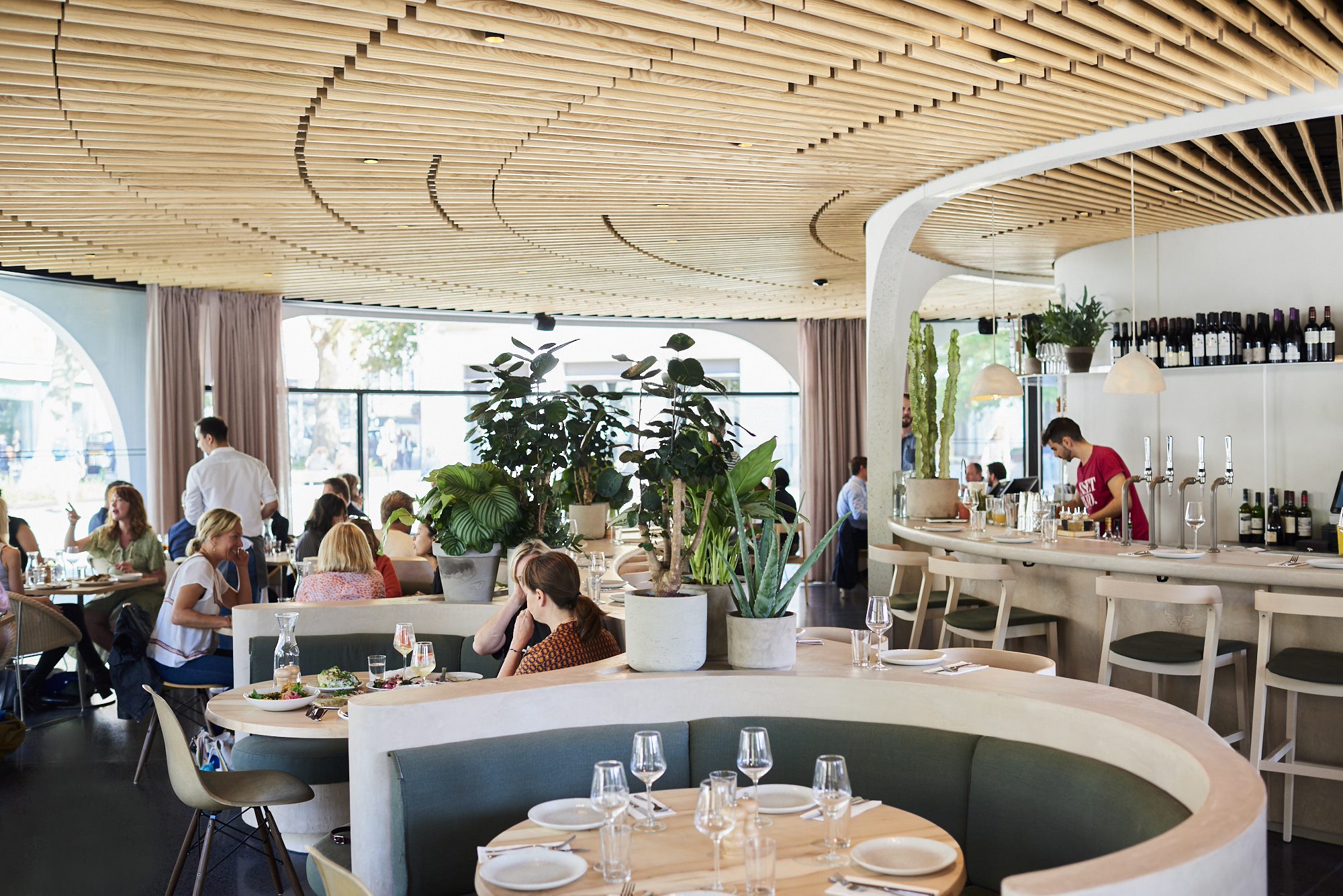 Derako International B.V. | Gewelfde massief houten plafond ...