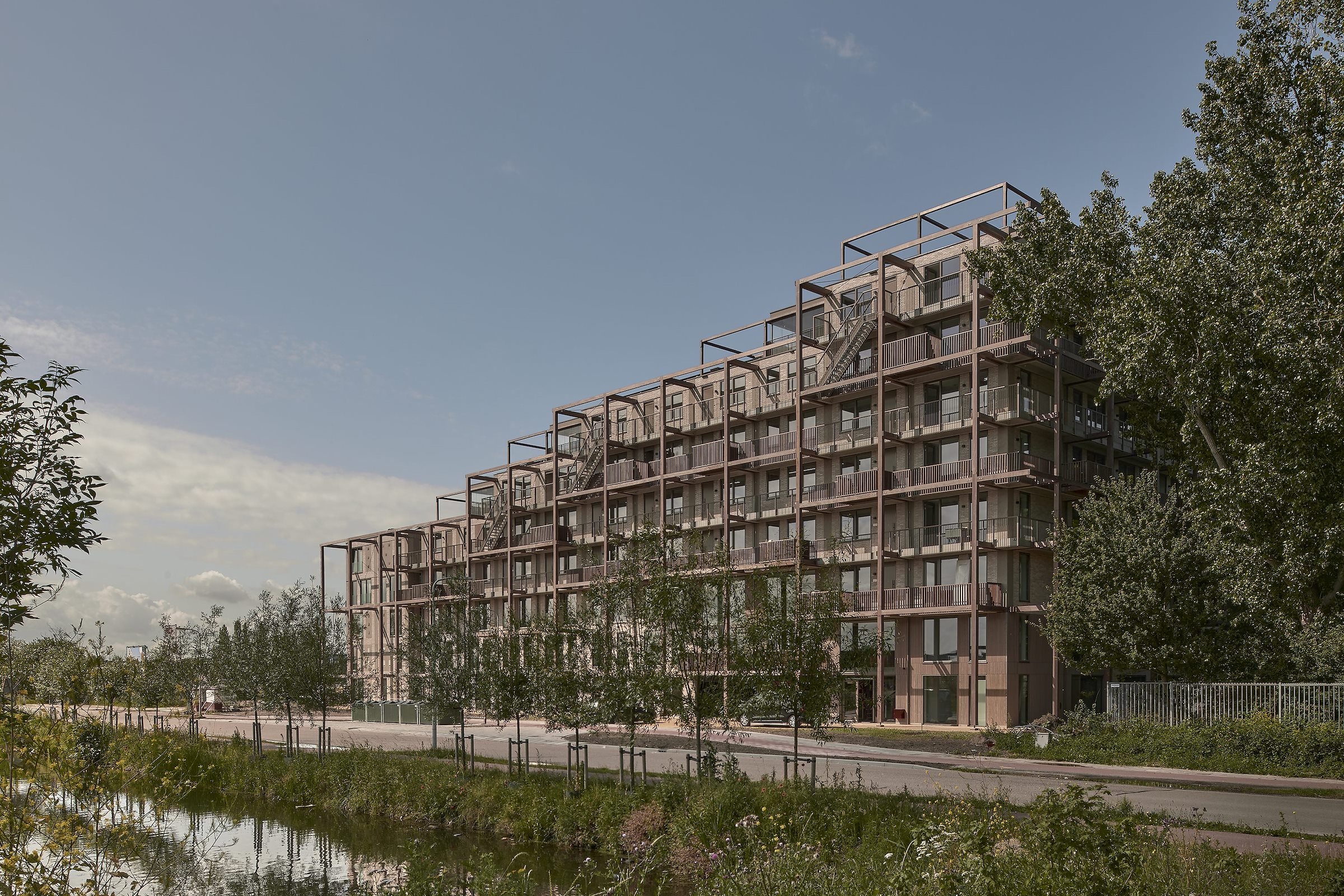 Woongebouw waar je elkaar overal ontmoet - architectenweb.nl