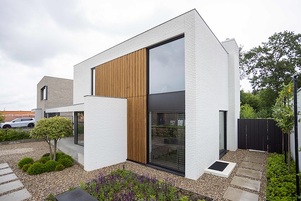 Plastica Groep | Villa met Elements Vulcan houten gevelbekleding ...