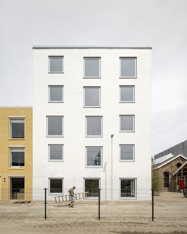 Expressieve architectuur van Space Encounters voor woonbuurt ...
