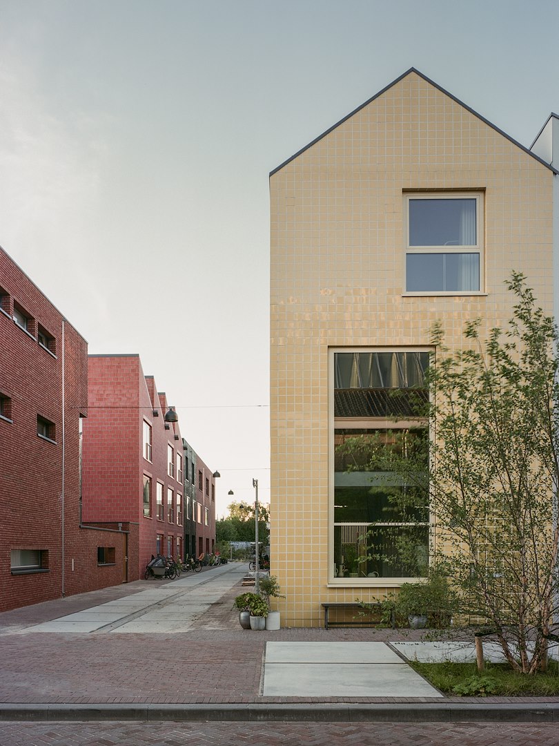 Expressieve architectuur van Space Encounters voor woonbuurt ...