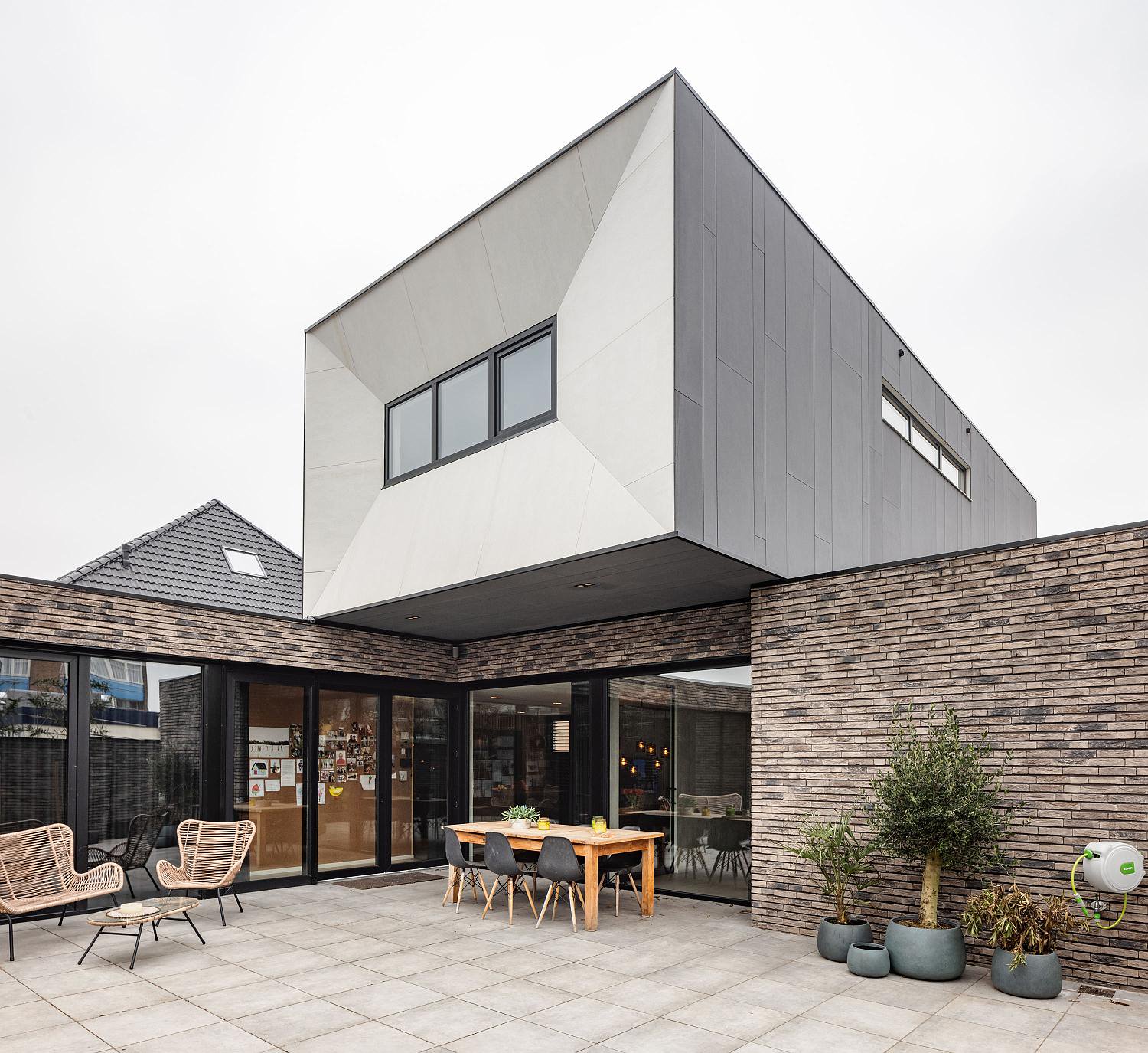 EQUITONE gevelpanelen | Kubistische woning in Hoogeveen - architectenweb.nl