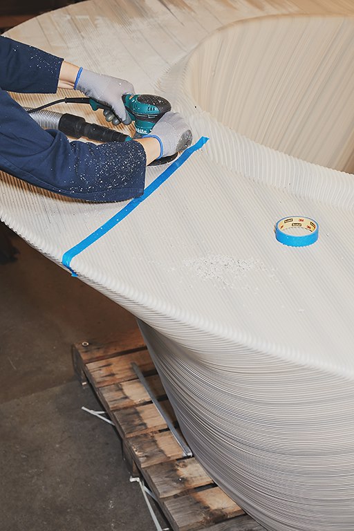 Een slingerend multifunctioneel meubel uit plastic afval ...