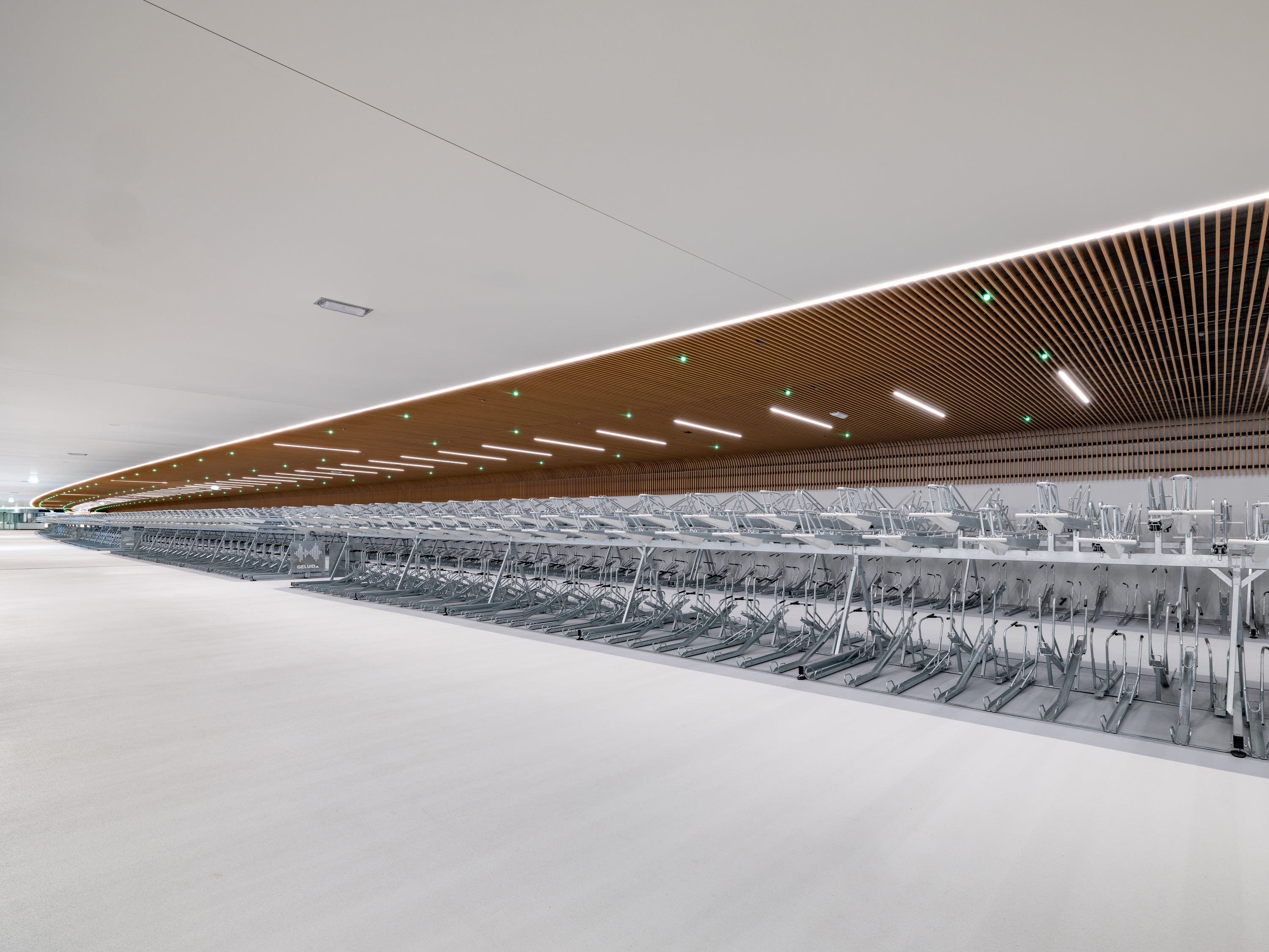 Fietsenstalling IJboulevard achter station Amsterdam CS in gebruik ...