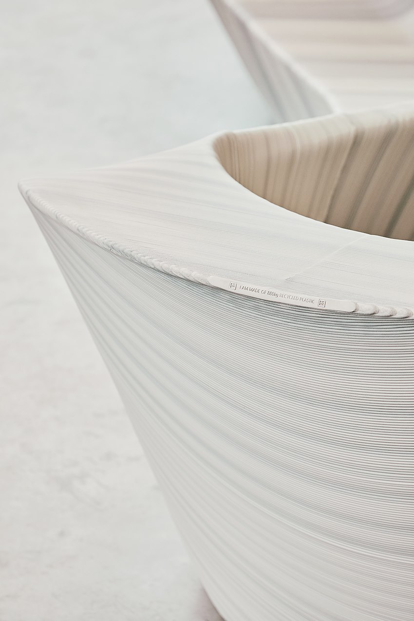 Een slingerend multifunctioneel meubel uit plastic afval ...