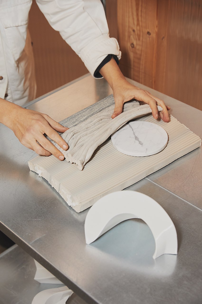 Een slingerend multifunctioneel meubel uit plastic afval ...