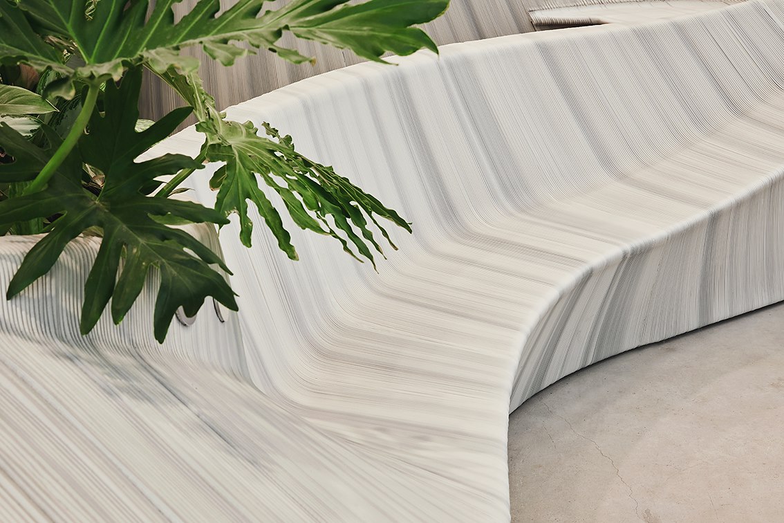 Een slingerend multifunctioneel meubel uit plastic afval ...