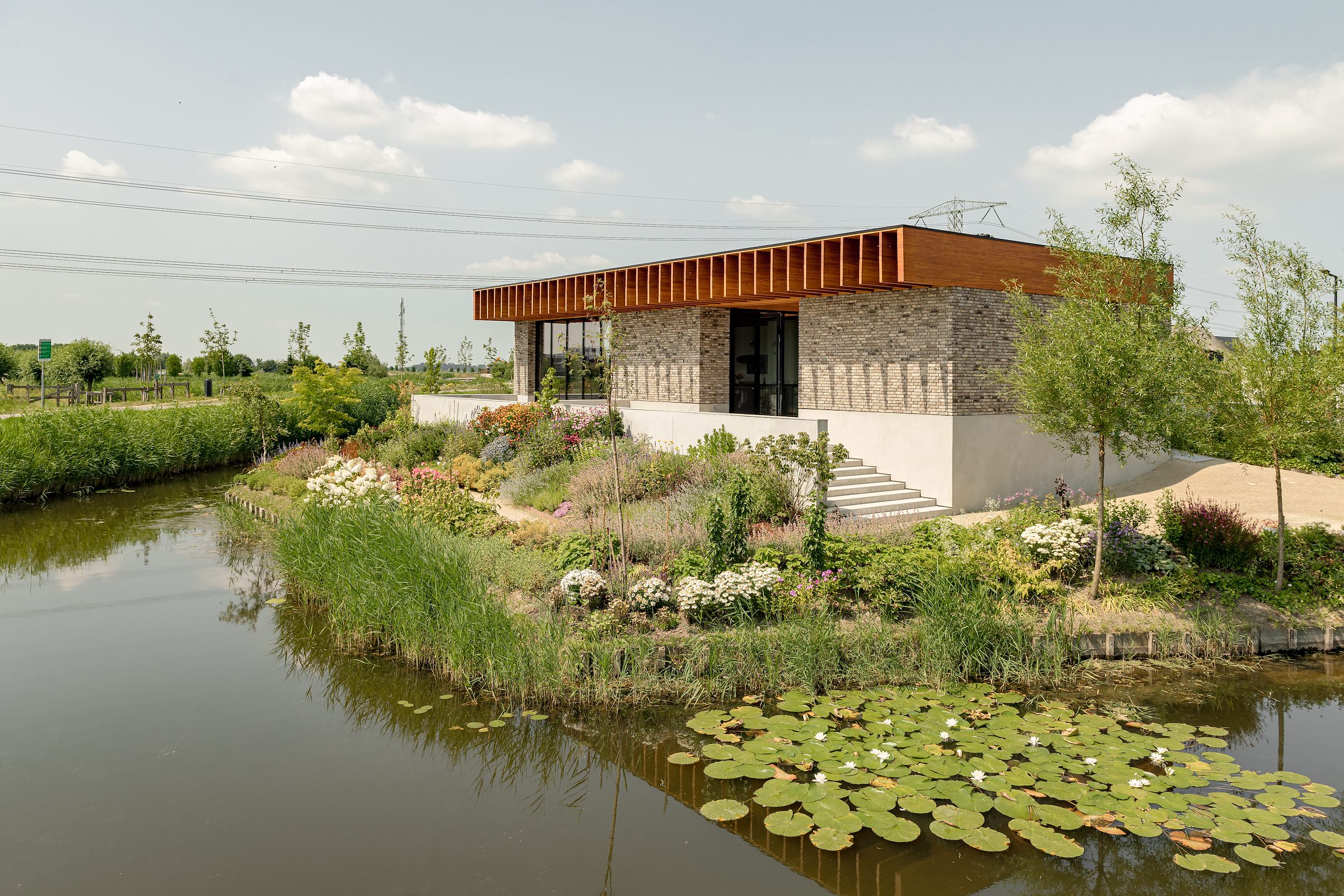 Studio AAAN realiseert 'terpwoning' in polderlandschap nabij Rotterdam ...