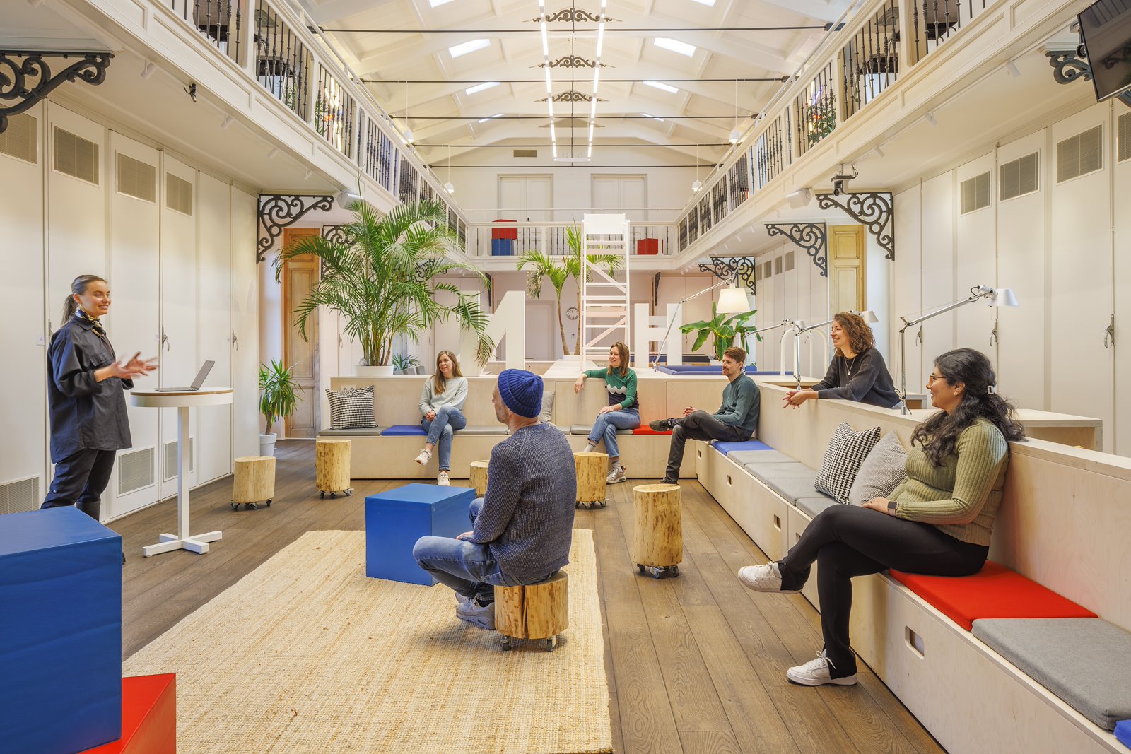 Concrete ontwerpt flexibel en speels interieur voor THNK ...