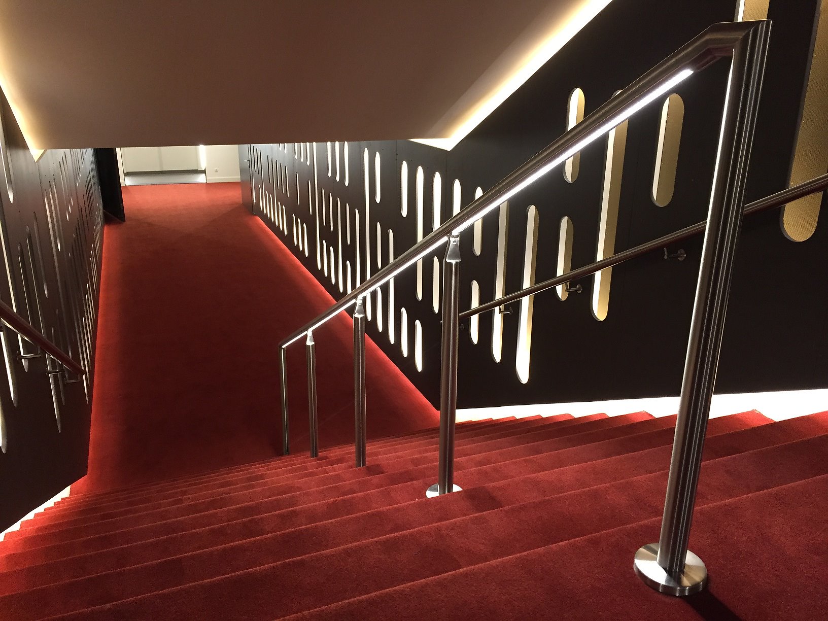 ILLUNOX® | LED railing systems | Balustrade of hekwerk met LED ...