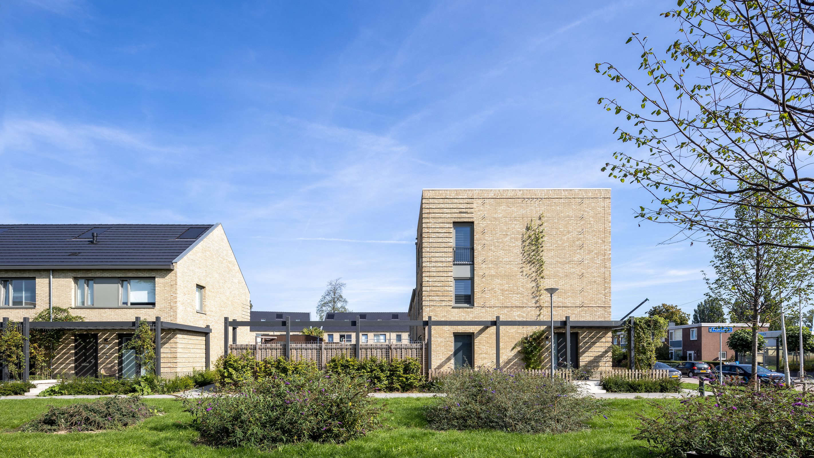 Parkbuurt Hoogvliet in Rotterdam slaat brug tussen woningen en park ...