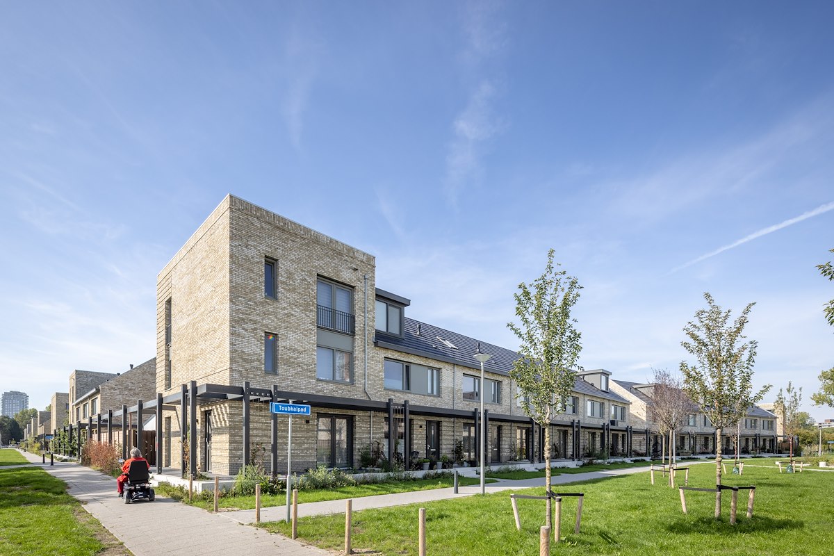 Parkbuurt Hoogvliet in Rotterdam slaat brug tussen woningen en park ...