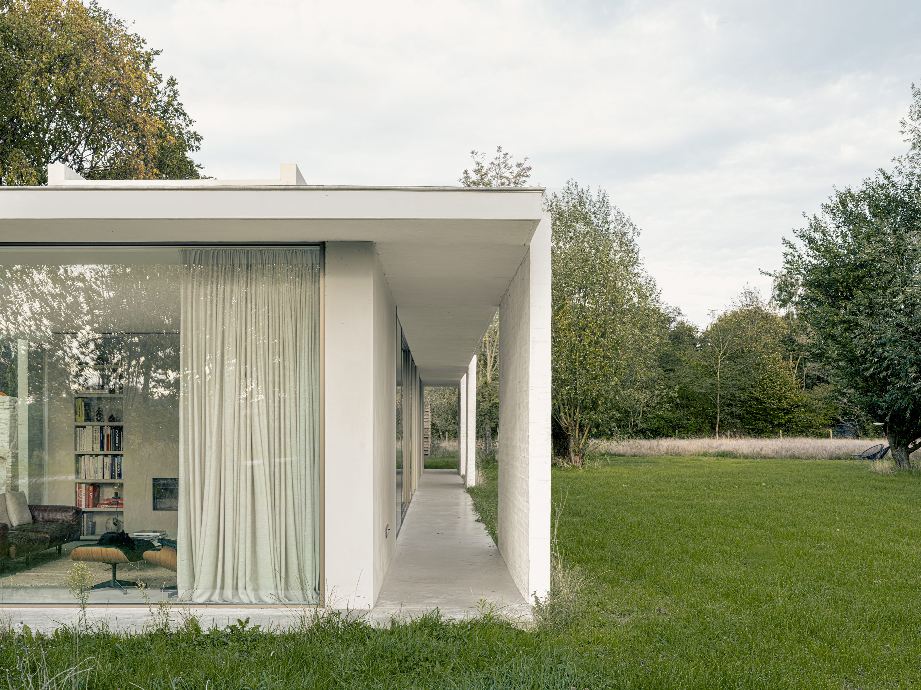 Oude muren bieden privacy aan nieuwe eengezinswoning - architectenweb.nl