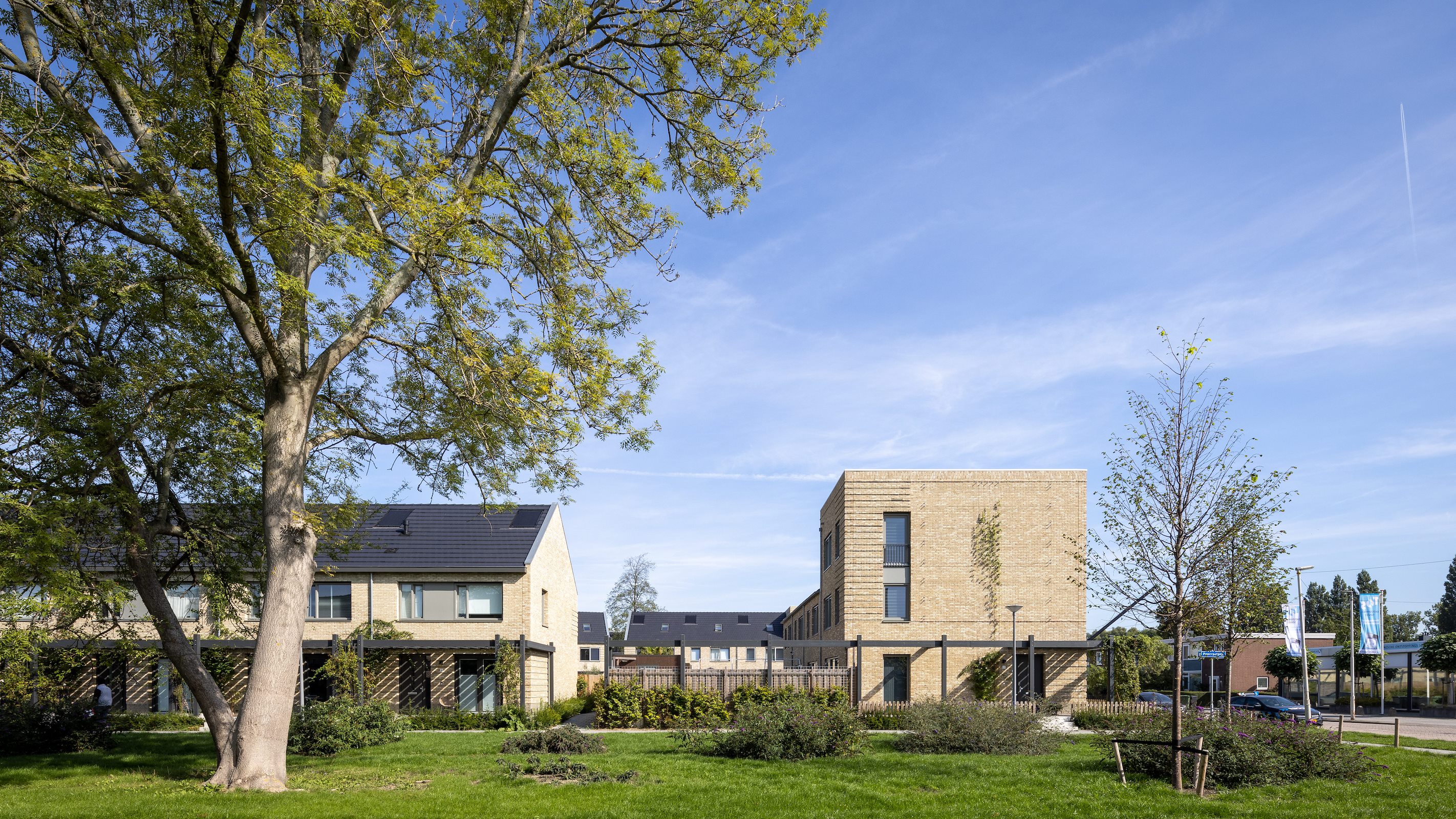 Parkbuurt Hoogvliet in Rotterdam slaat brug tussen woningen en park ...