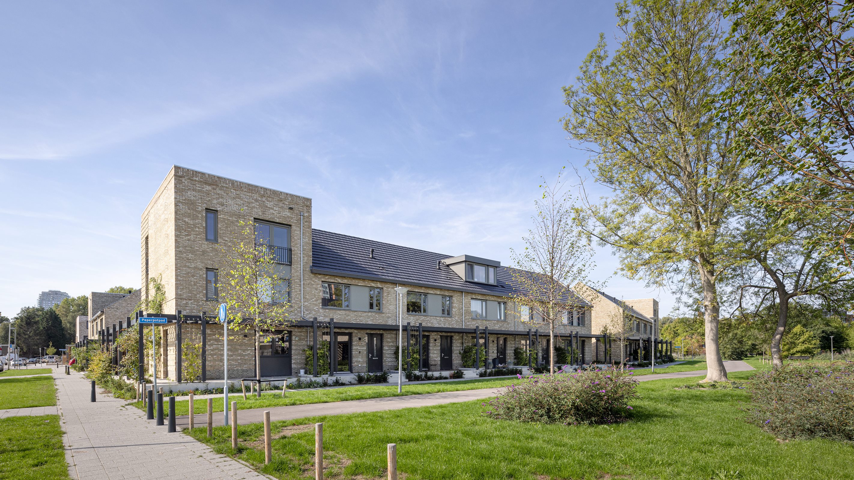 Parkbuurt Hoogvliet in Rotterdam slaat brug tussen woningen en park ...