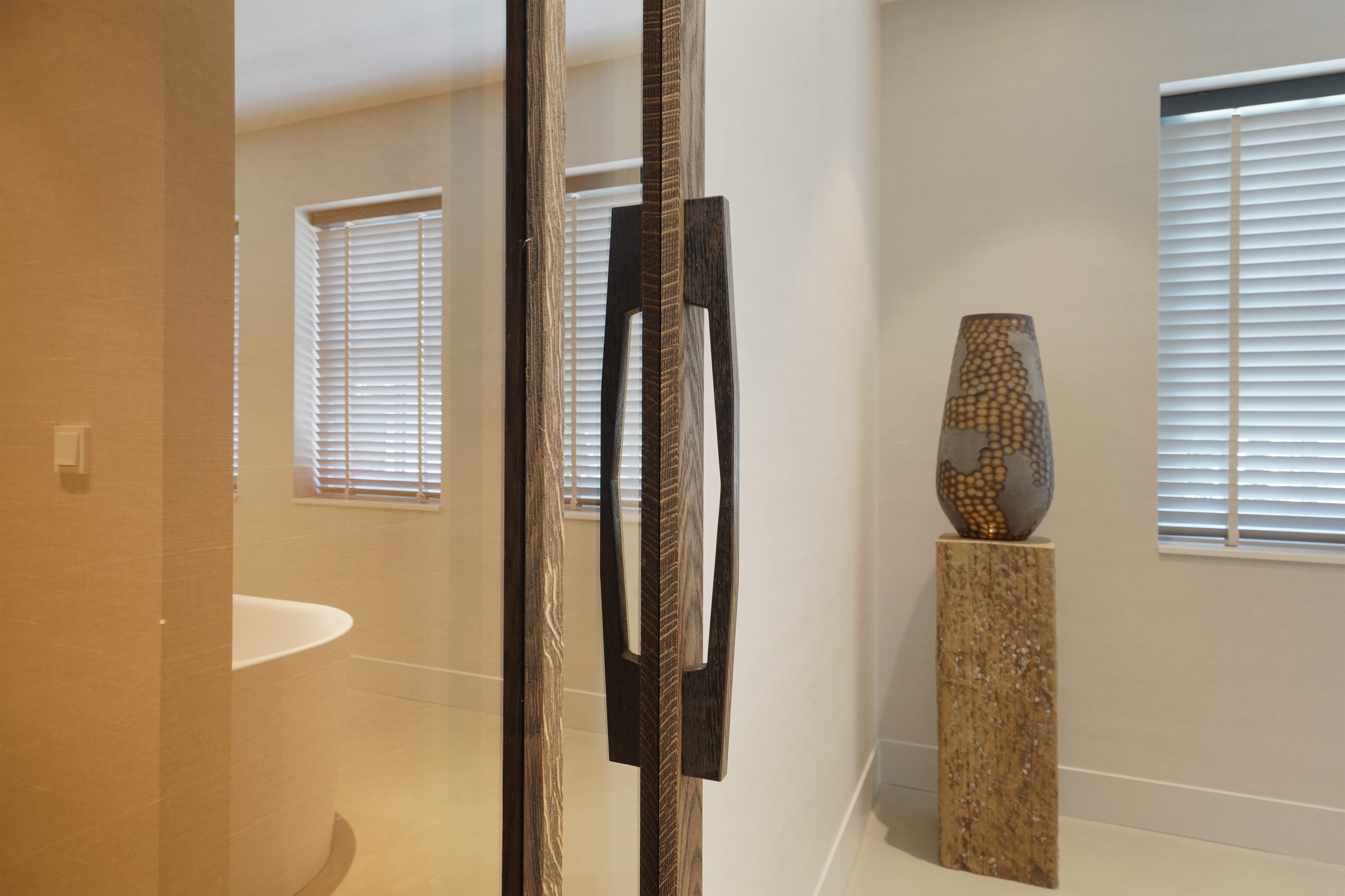 Indu Doors® | Eiken taatsdeuren gecombineerd met strak interieur ...