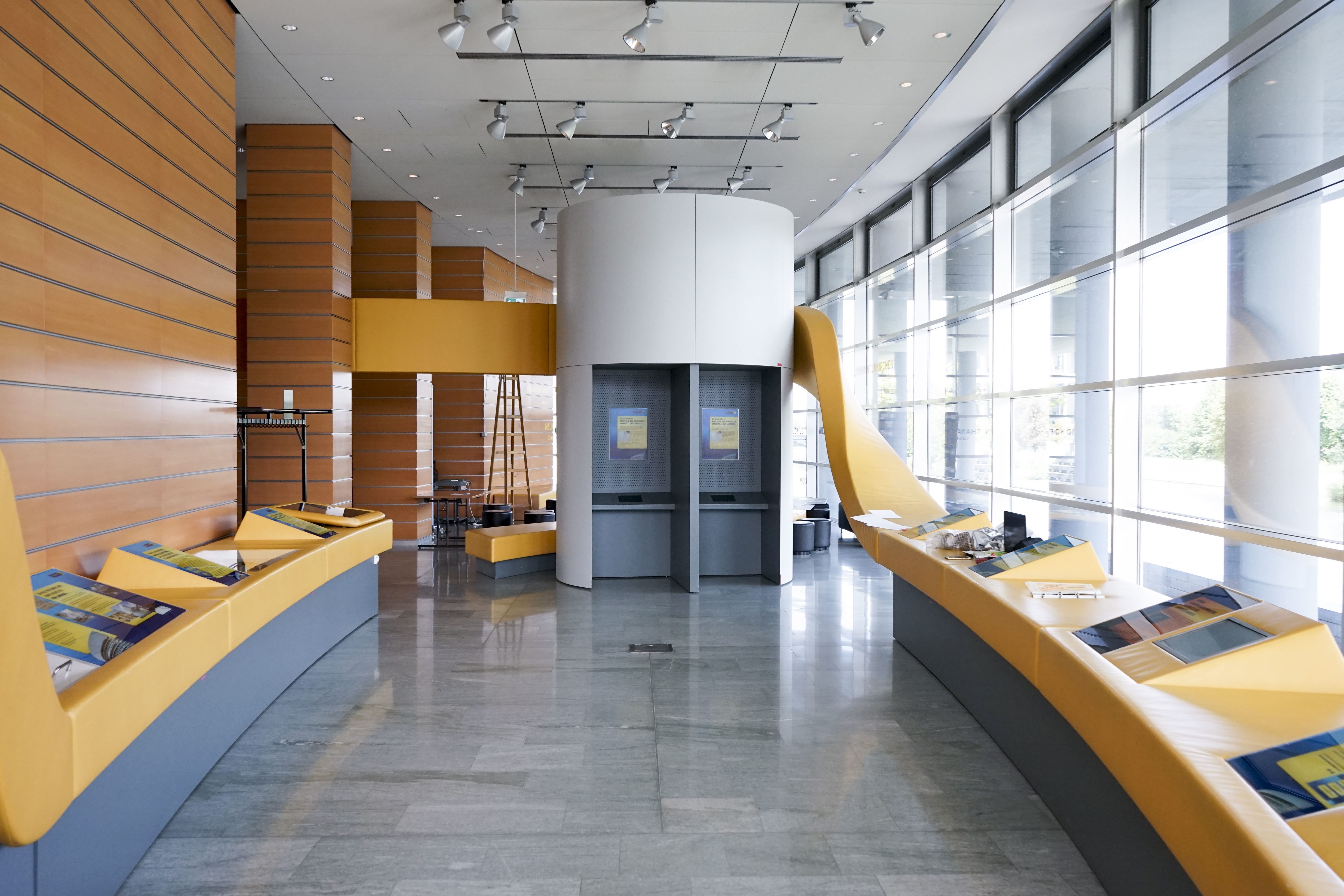 Studio MAKS vormt bezoekerscentrum parlement om tot dynamische ruimte ...