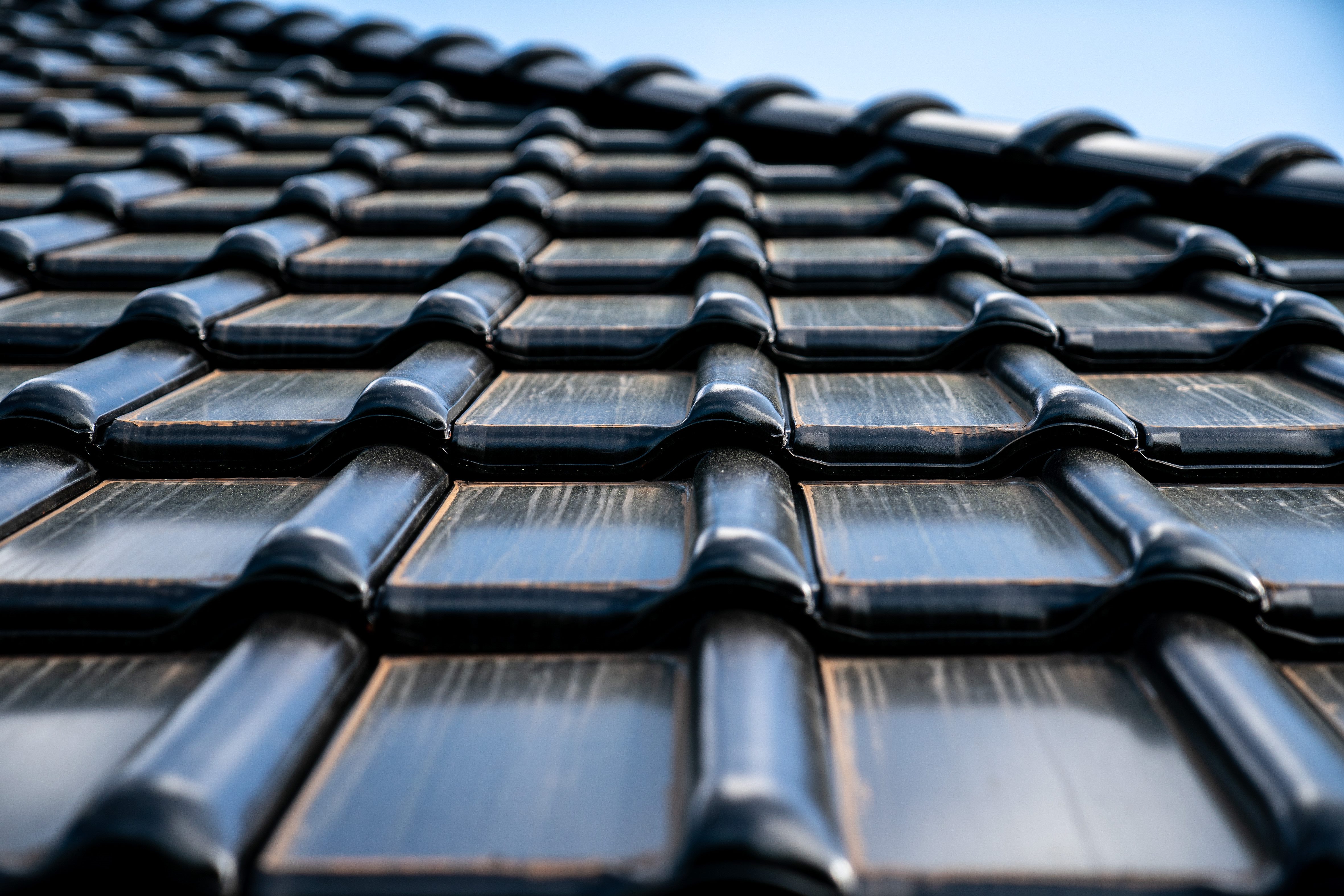 Wienerberger B.V. | Dakrenovatie woning Wevolt zonnedakpan - architectenweb.nl