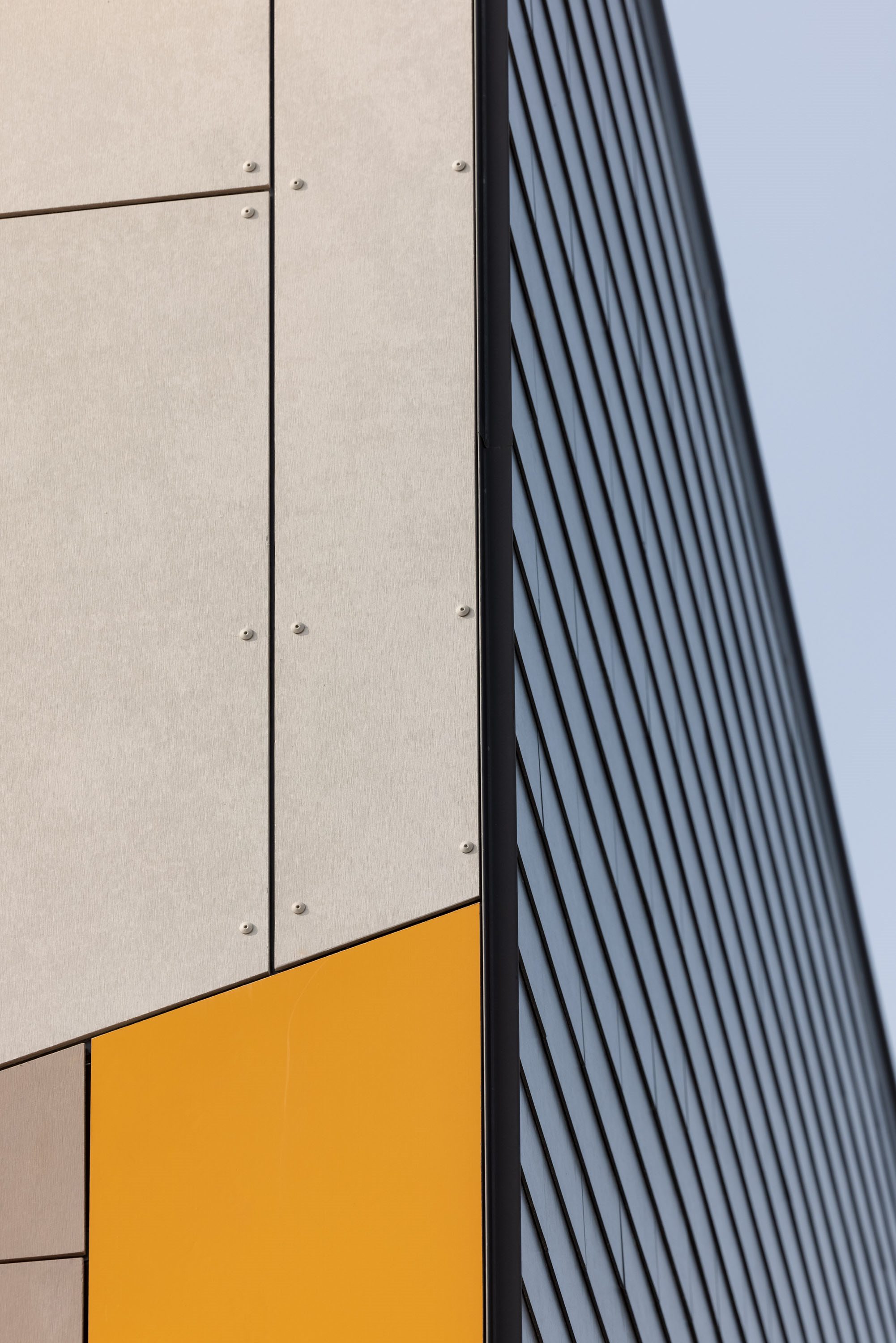 EQUITONE gevelpanelen | Kleurrijke gevel voor College Da Vinci ...