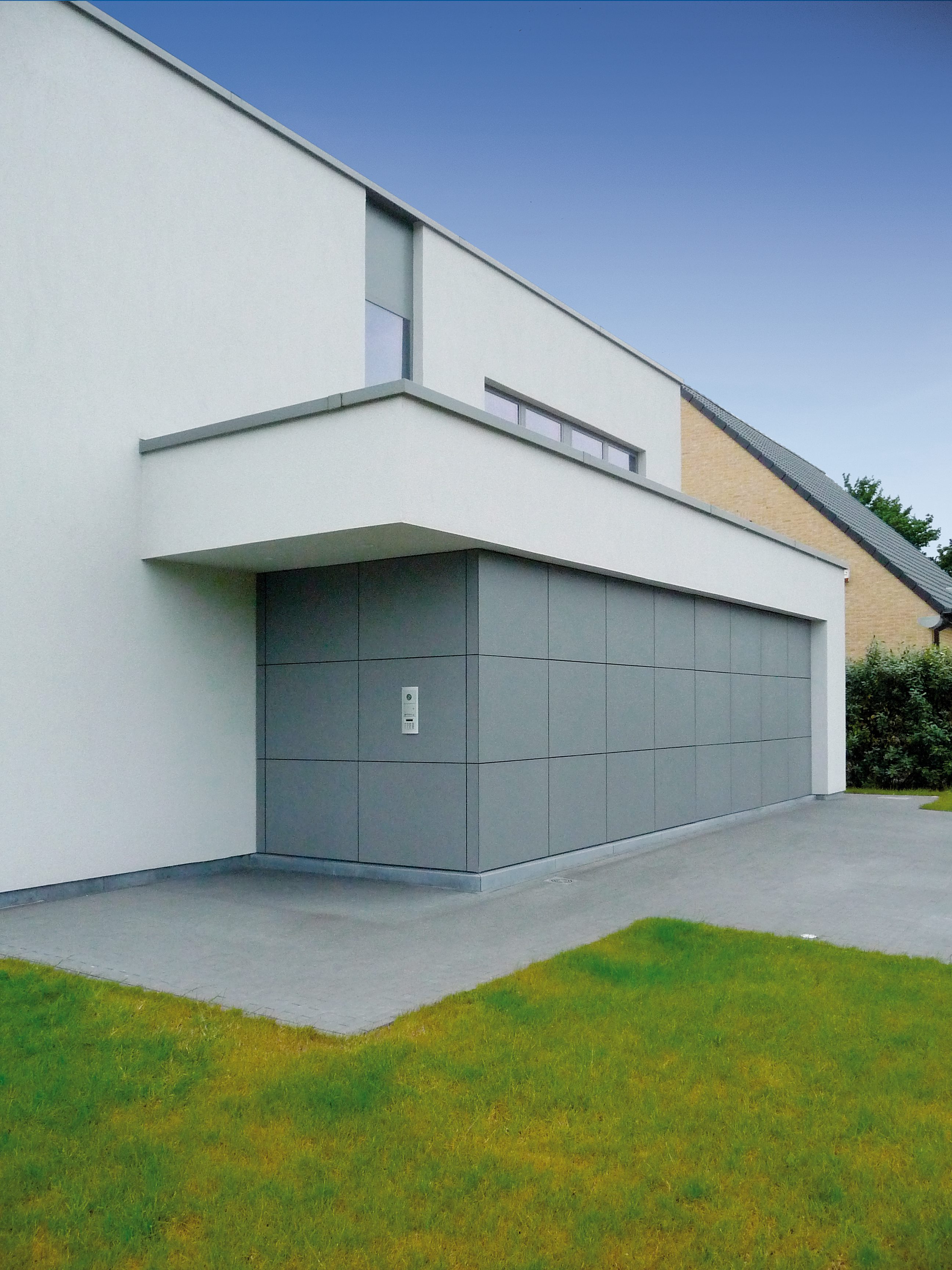 EQUITONE gevelpanelen | Gargepoort naadloos geïntegreerd ...