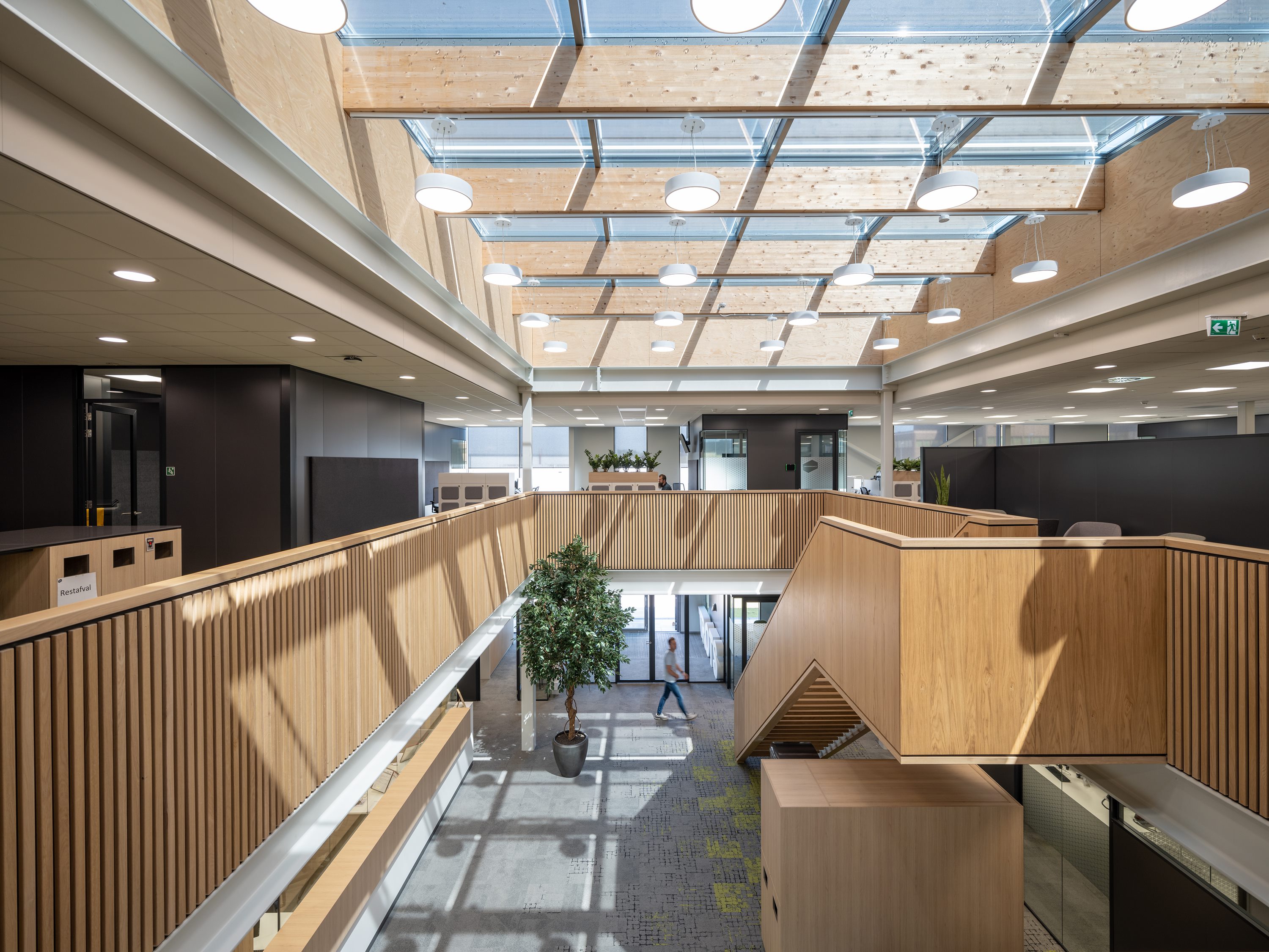 Nieuw hoofdkantoor voor DKG op contouren oude loods - architectenweb.nl