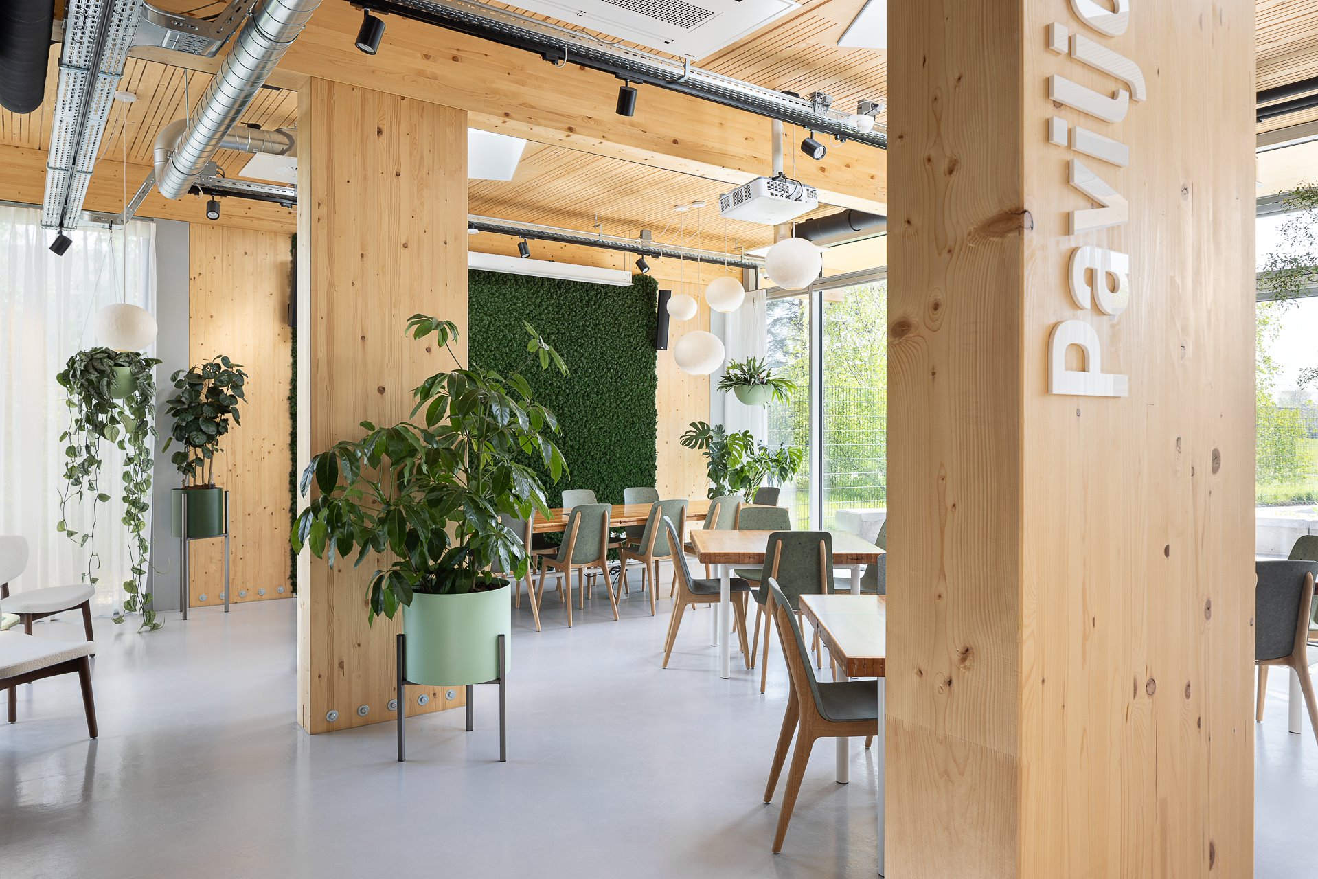 Een houten paviljoen verbindt watertoren en dijkhuis - architectenweb.nl
