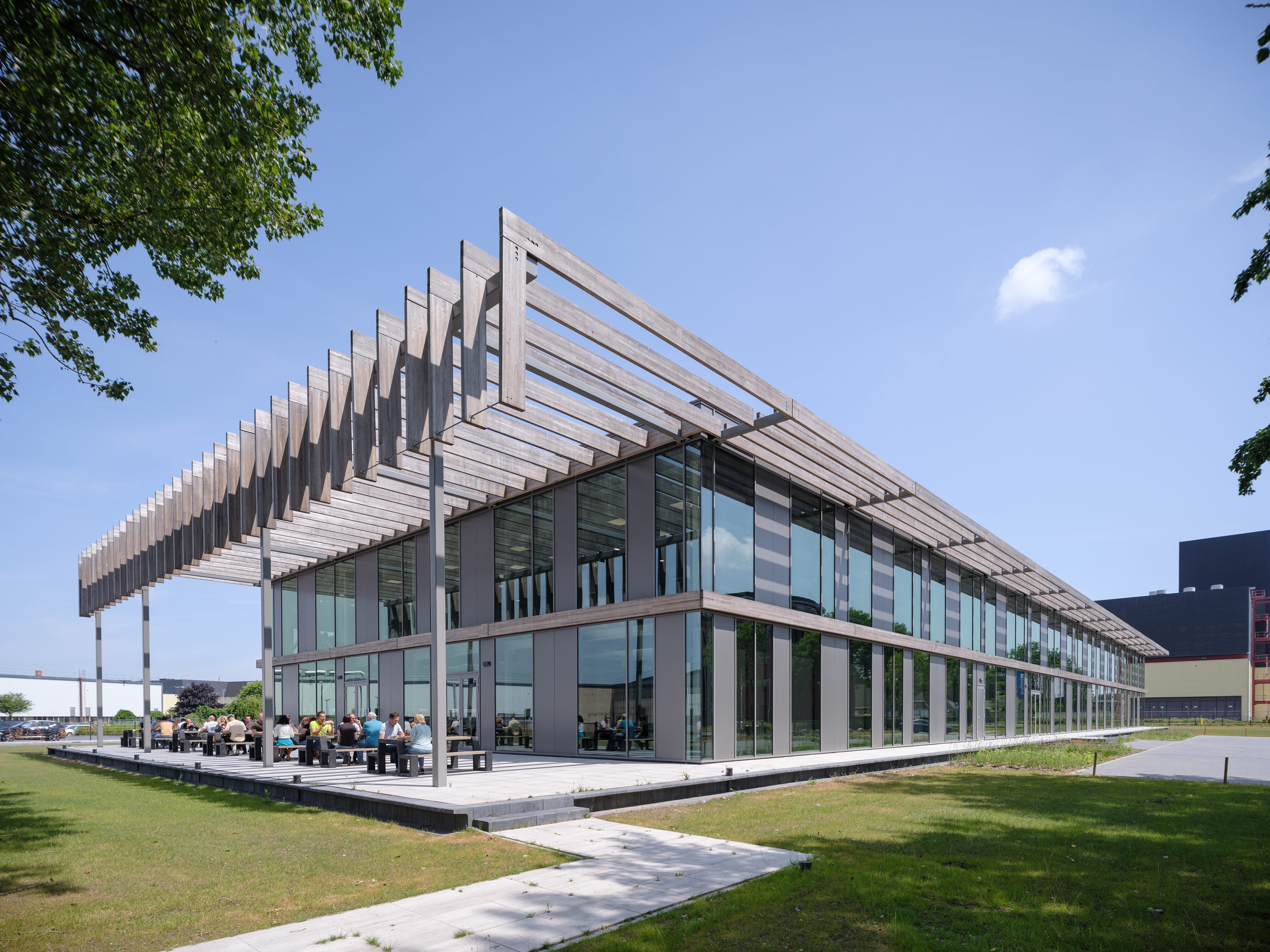 Nieuw hoofdkantoor voor DKG op contouren oude loods - architectenweb.nl