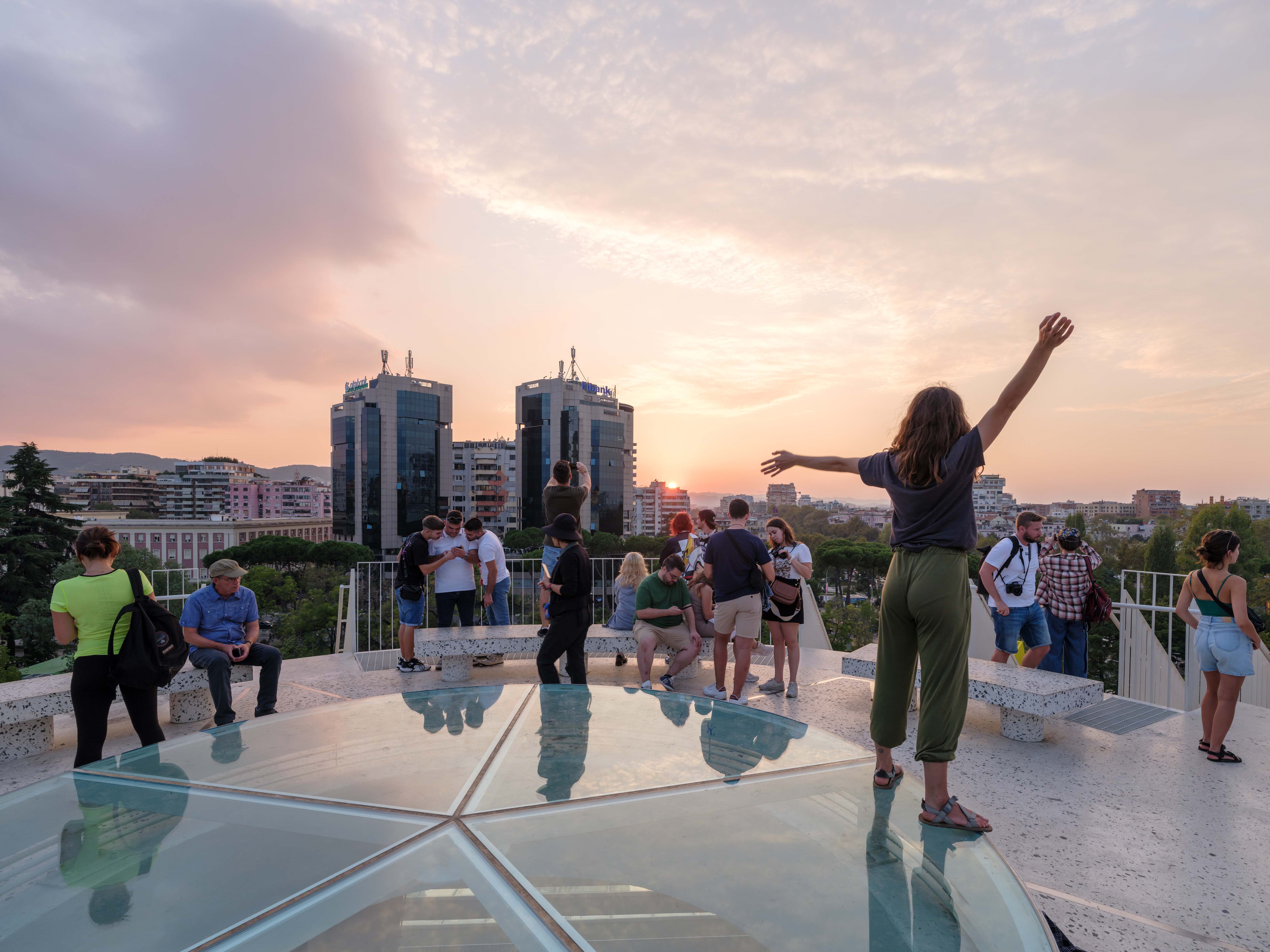 Piramide van Tirana: van communistisch mausoleum naar monument voor het ...
