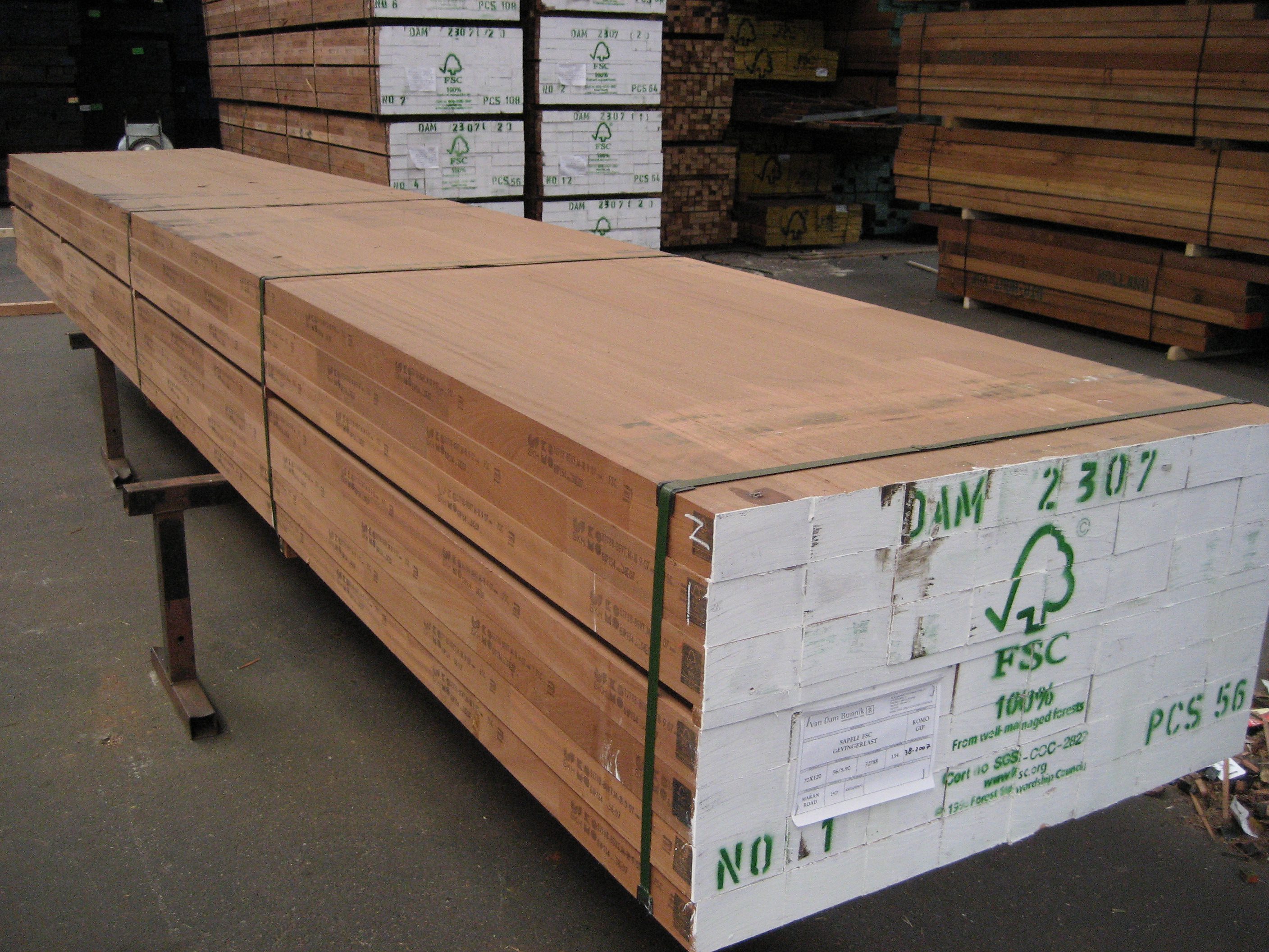 Houthandel van Dam | Sapeli (Mahonie) - architectenweb.nl