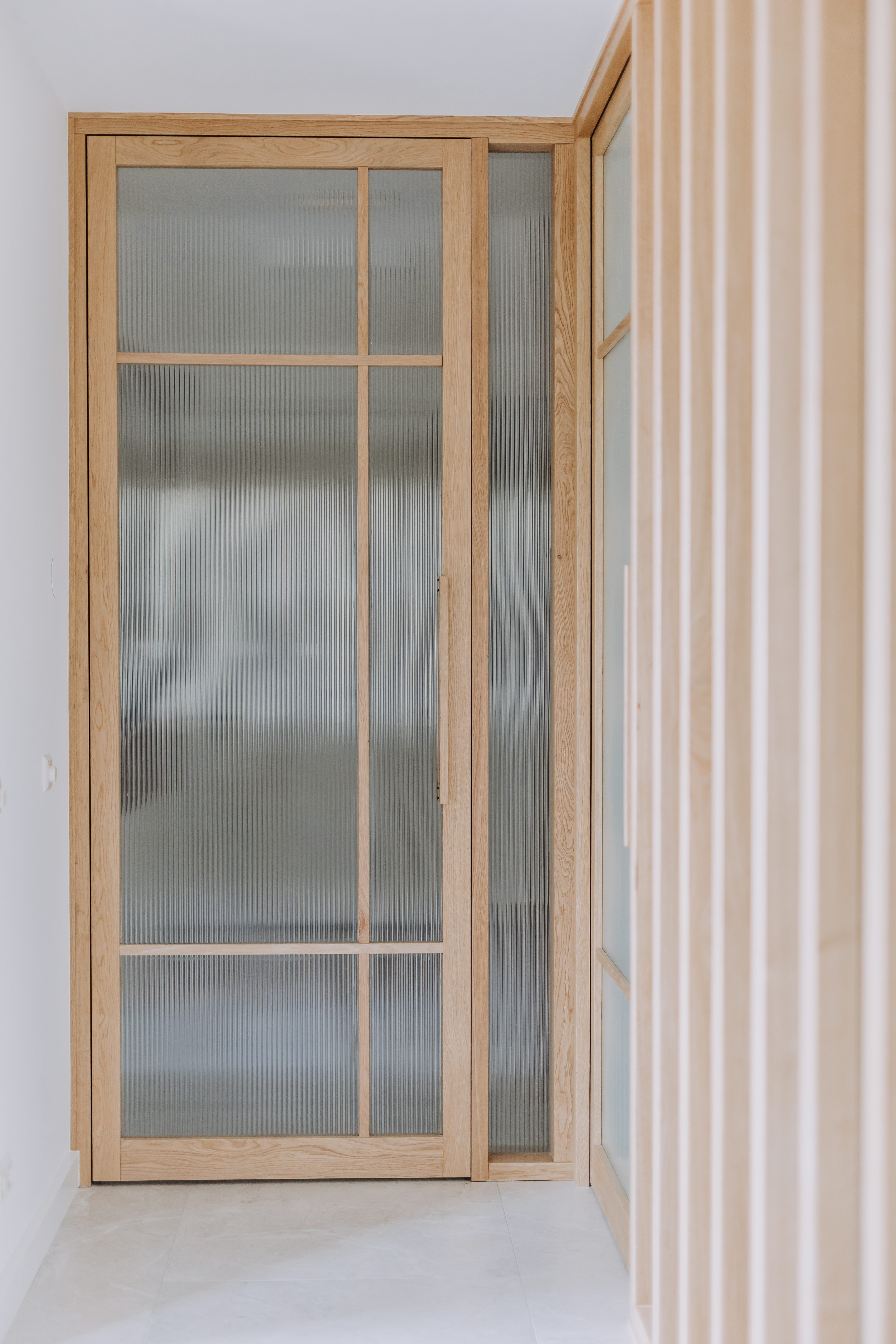 Indu Doors® | Exclusieve eikenwand in modern apartement - architectenweb.nl