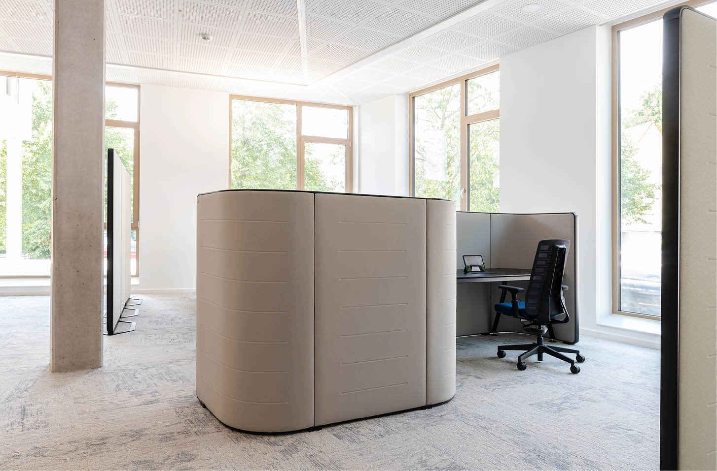 Interstuhl | Licht, luchtig en ruim werken in Volksbank - architectenweb.nl