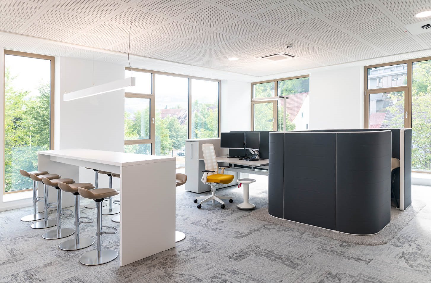 Interstuhl | Licht, luchtig en ruim werken in Volksbank - architectenweb.nl