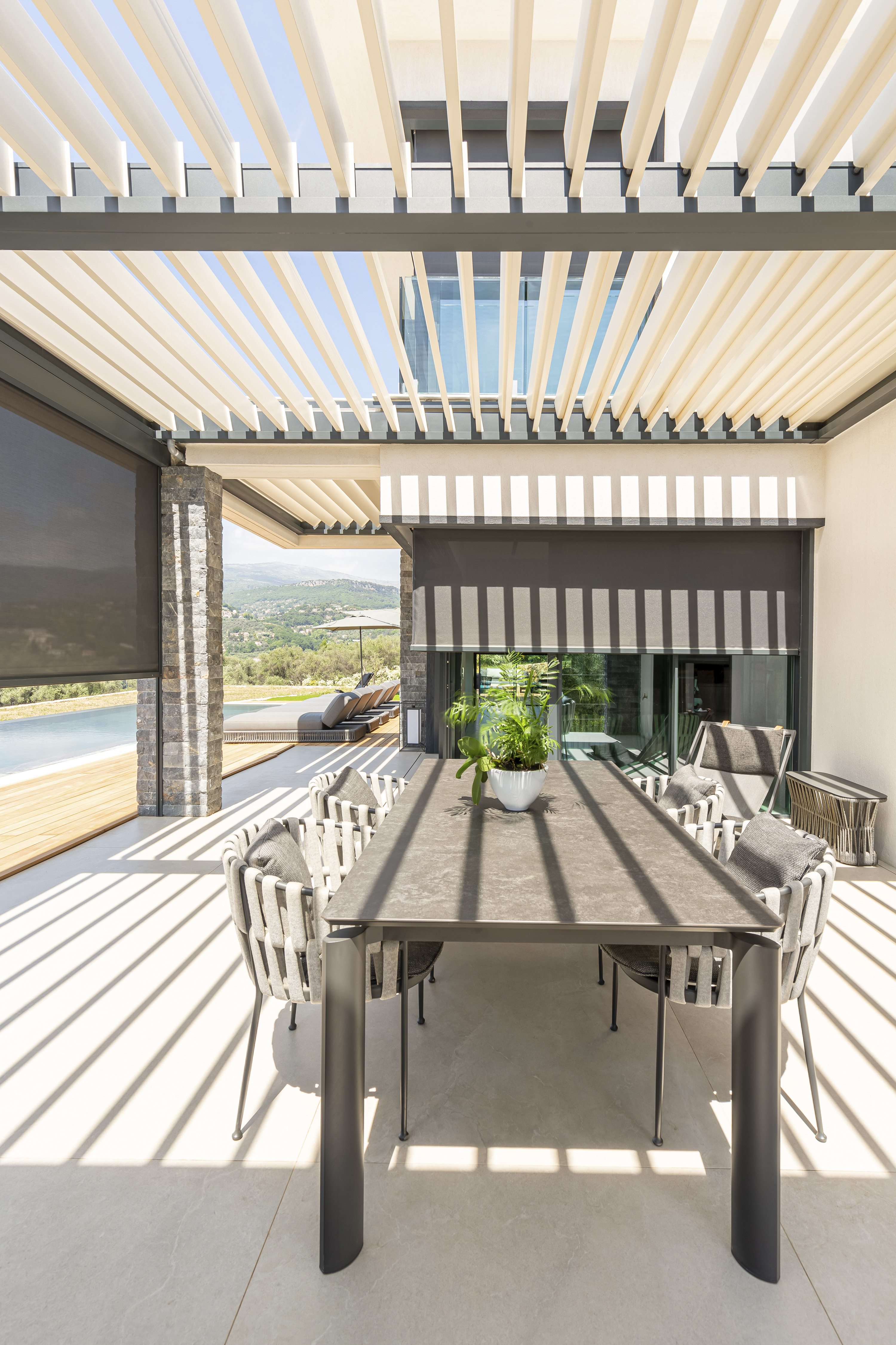 Renson | Screens en lamellendak in zonovergoten villa - architectenweb.nl