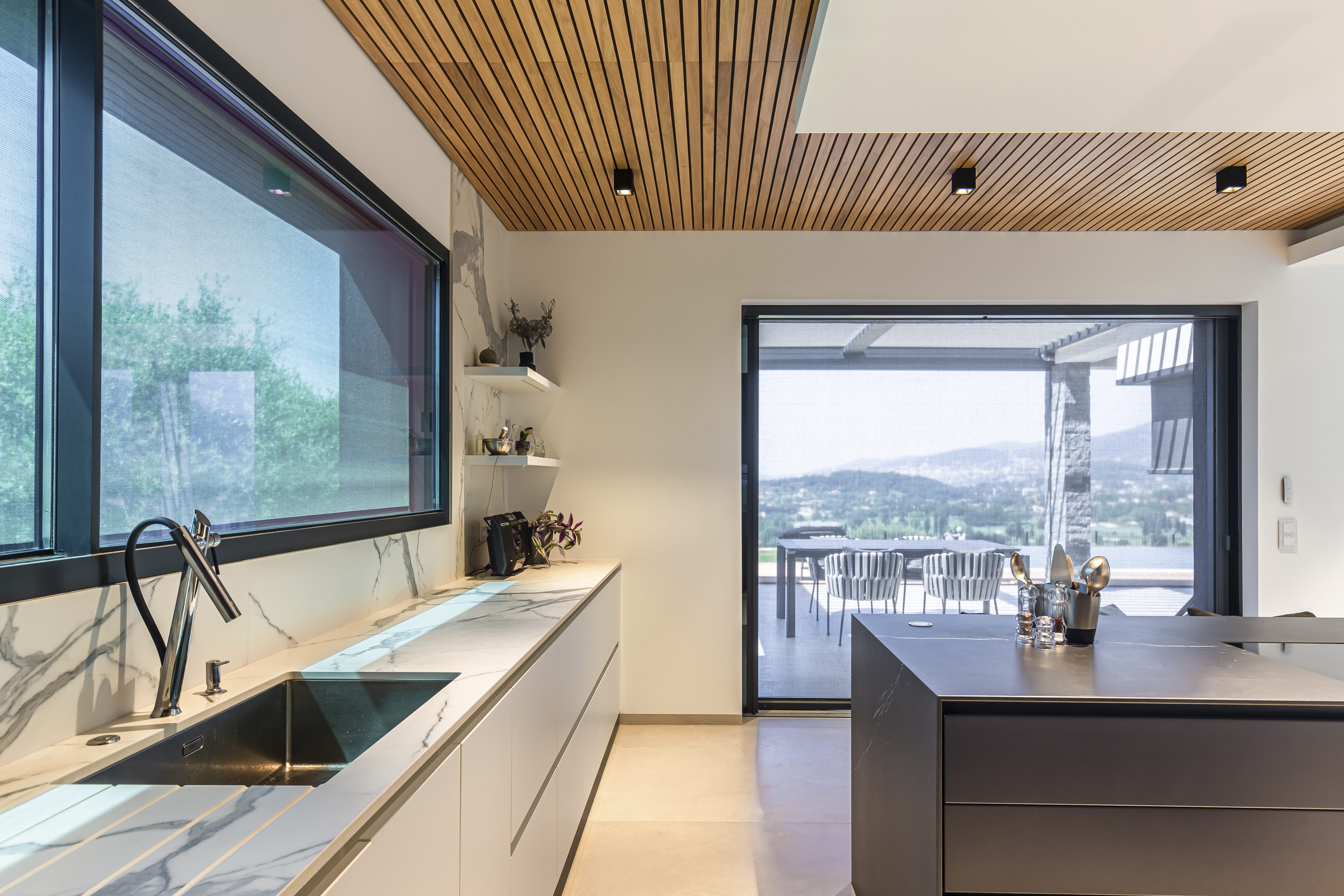 Renson | Screens en lamellendak in zonovergoten villa - architectenweb.nl