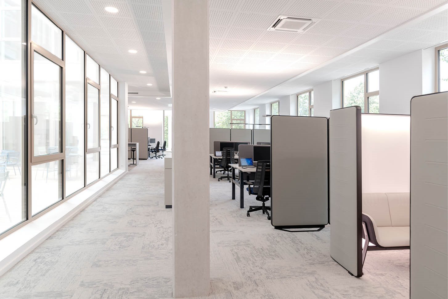 Interstuhl | Licht, luchtig en ruim werken in Volksbank - architectenweb.nl