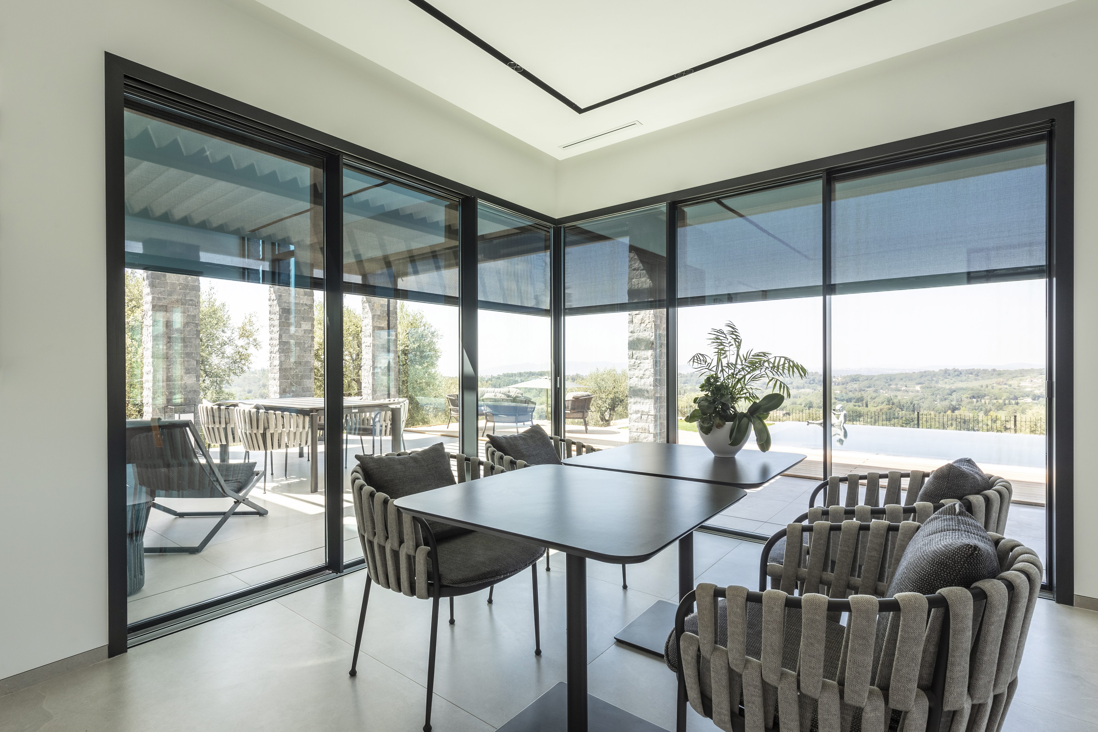 Renson | Screens en lamellendak in zonovergoten villa - architectenweb.nl