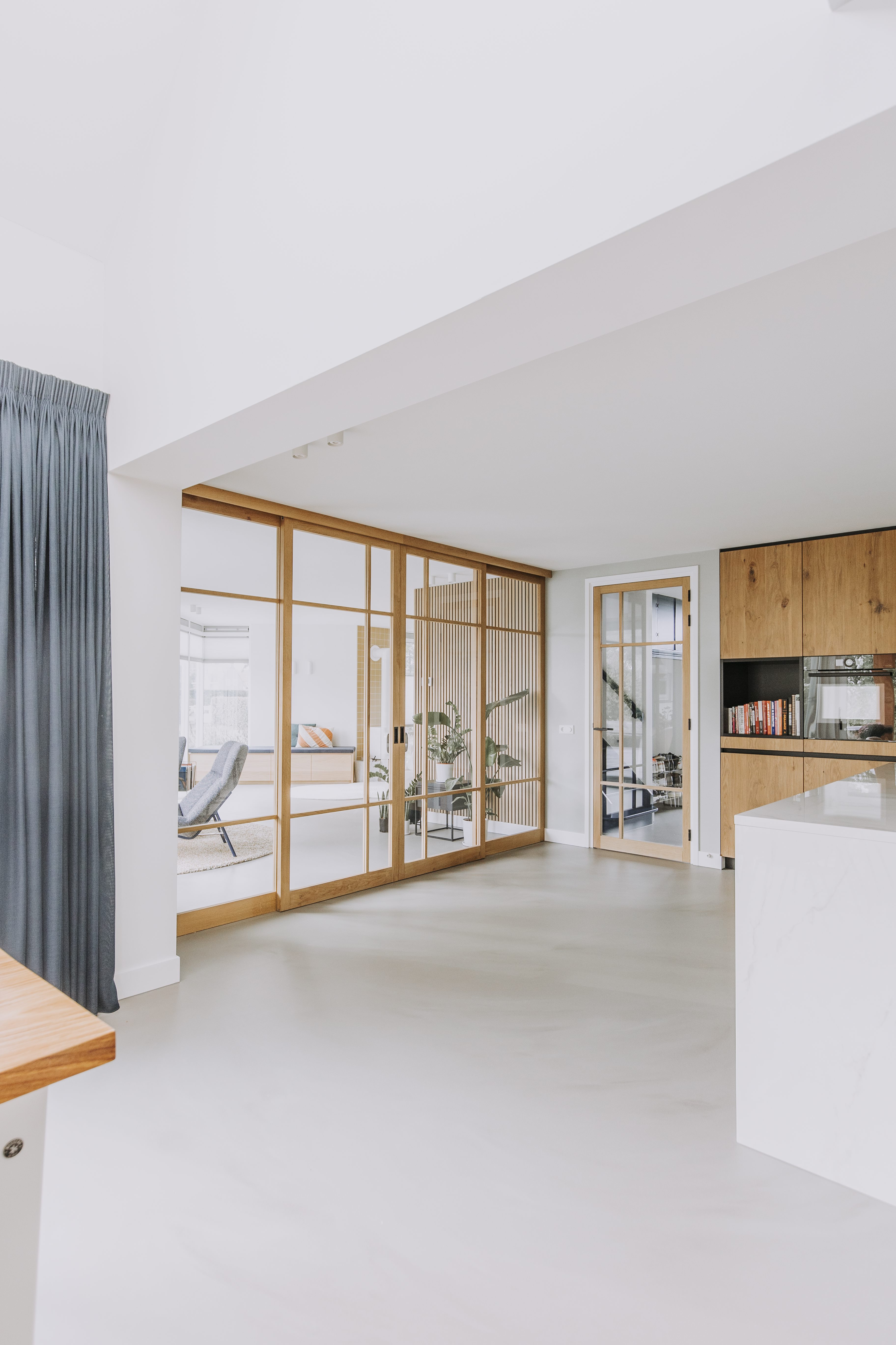 Indu Doors® | Transparante eikenhouten binnenwand met schuifdeuren ...