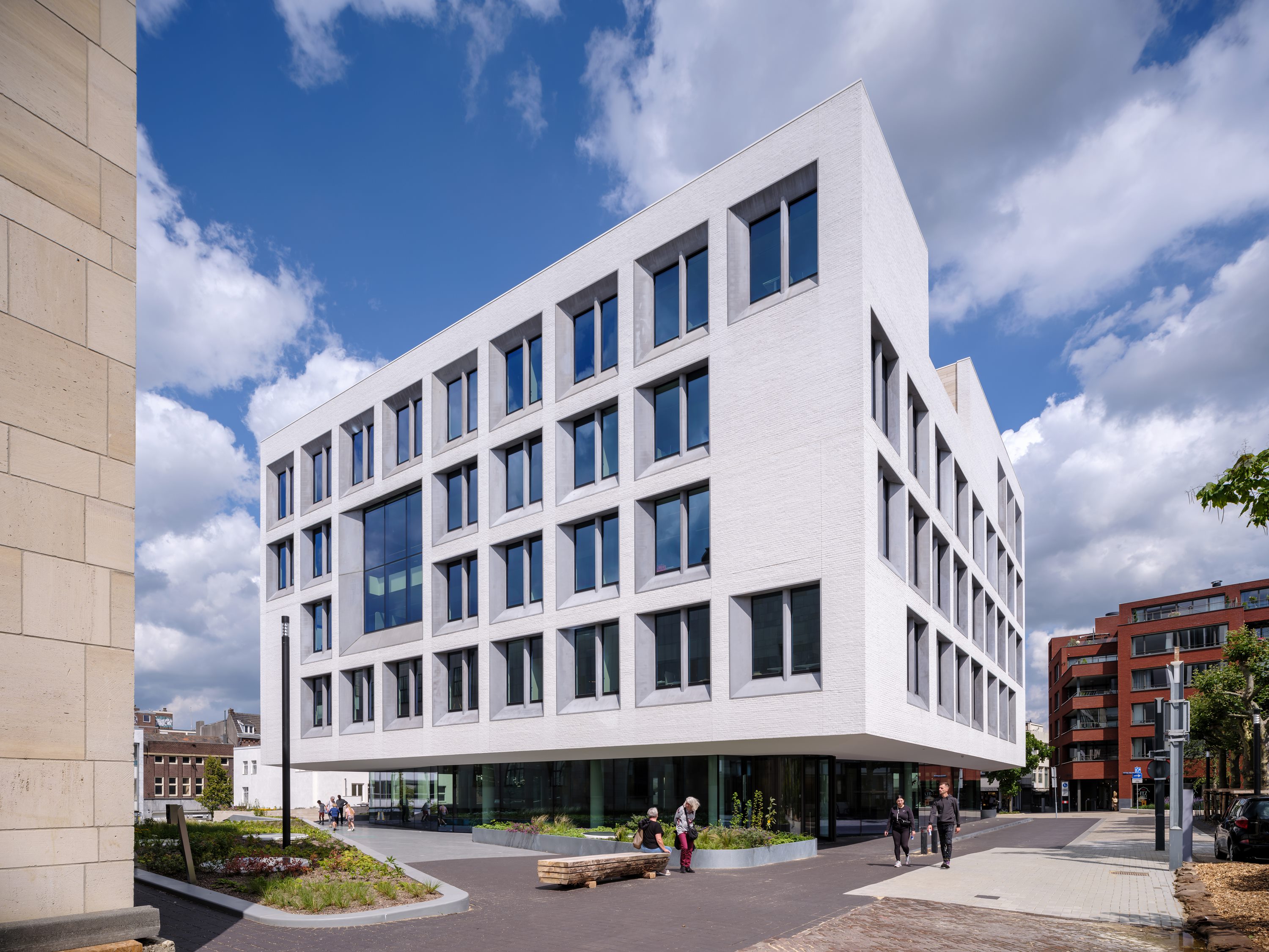 Stadskantoor Heerlen ontworpen als inversie van het raadhuis - architectenweb.nl