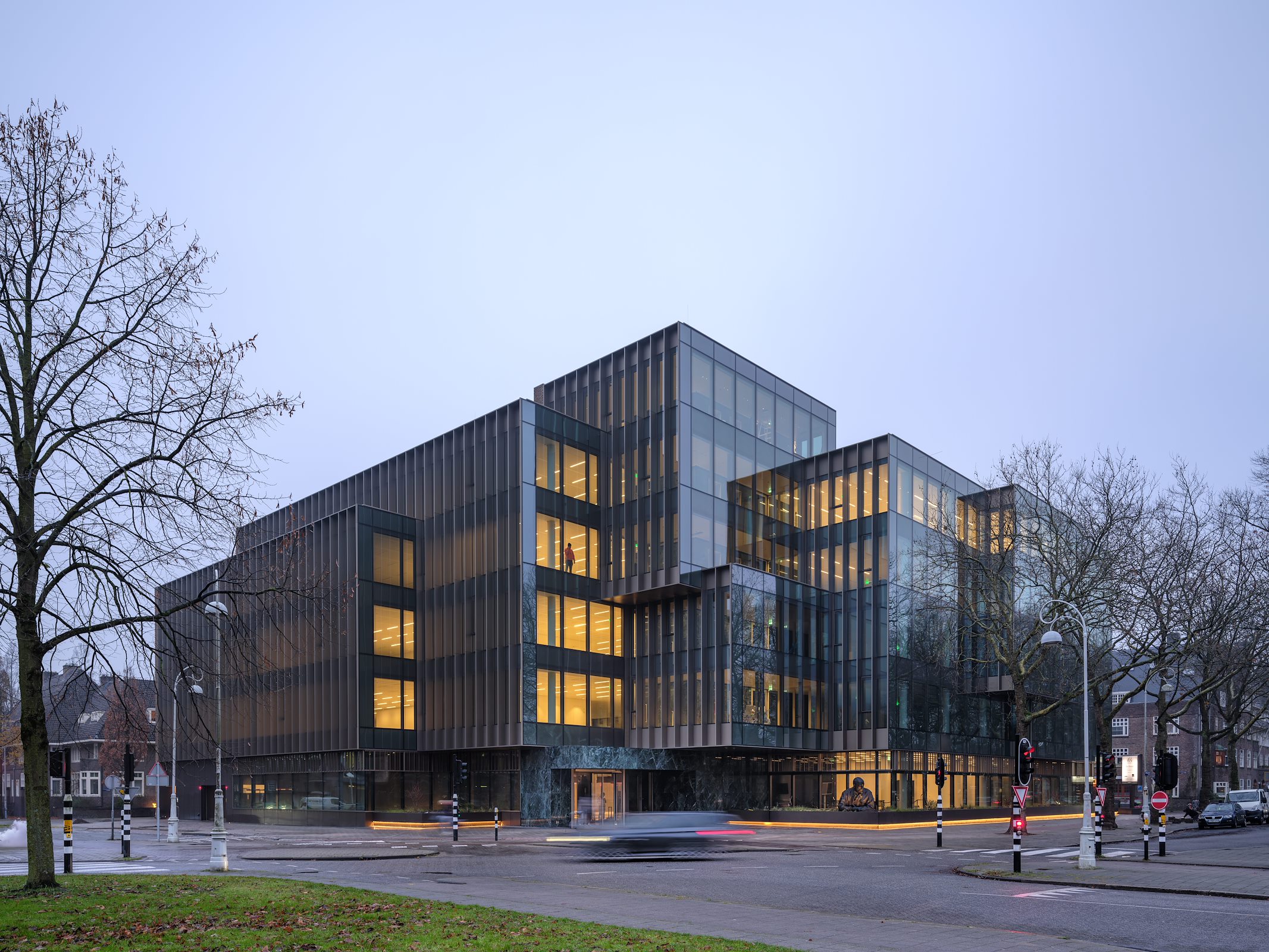 Transparant kantoorgebouw door OMA in Amsterdam-Zuid geopend ...