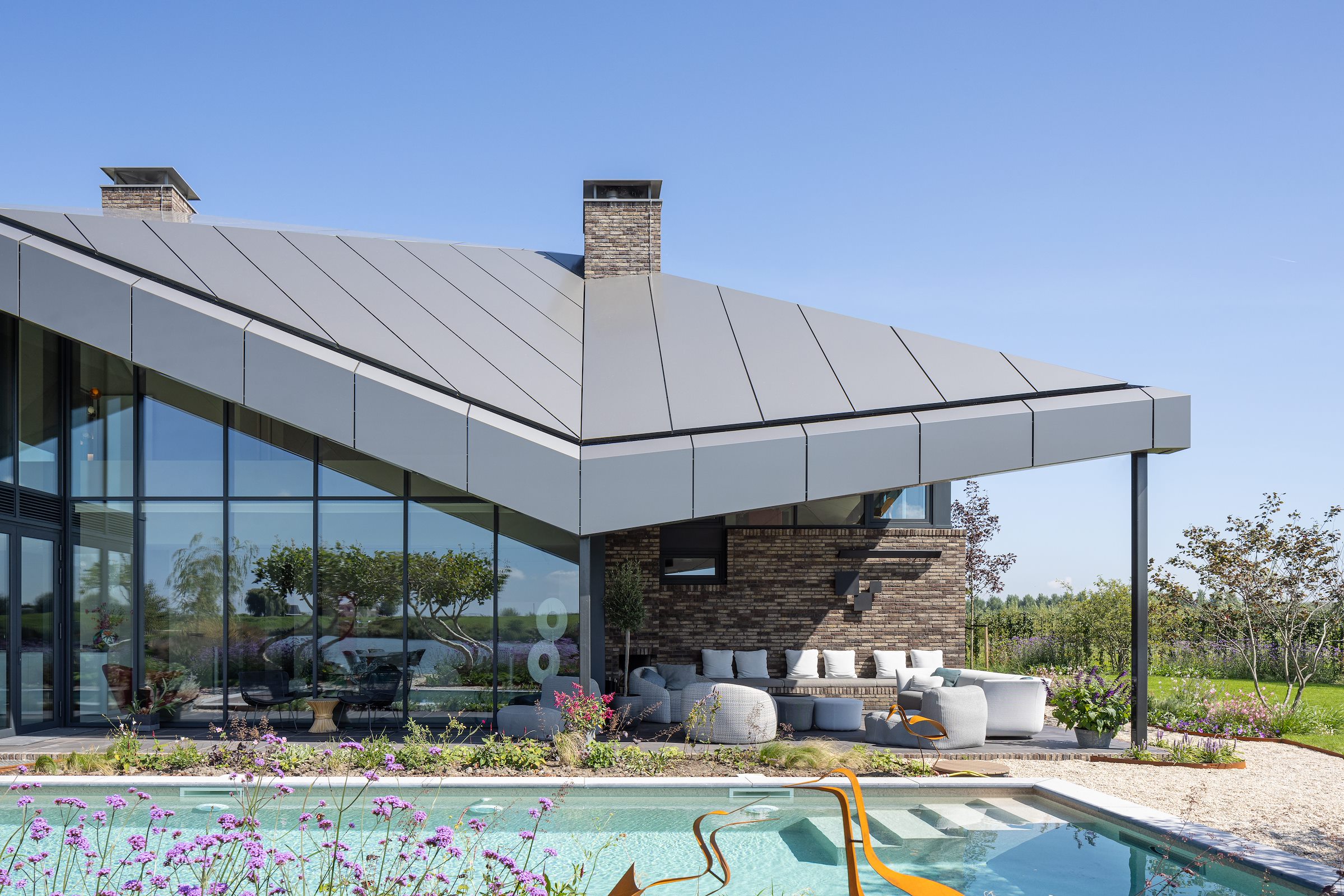 Expressieve villa aan het water van Nieuwe Architecten - architectenweb.nl
