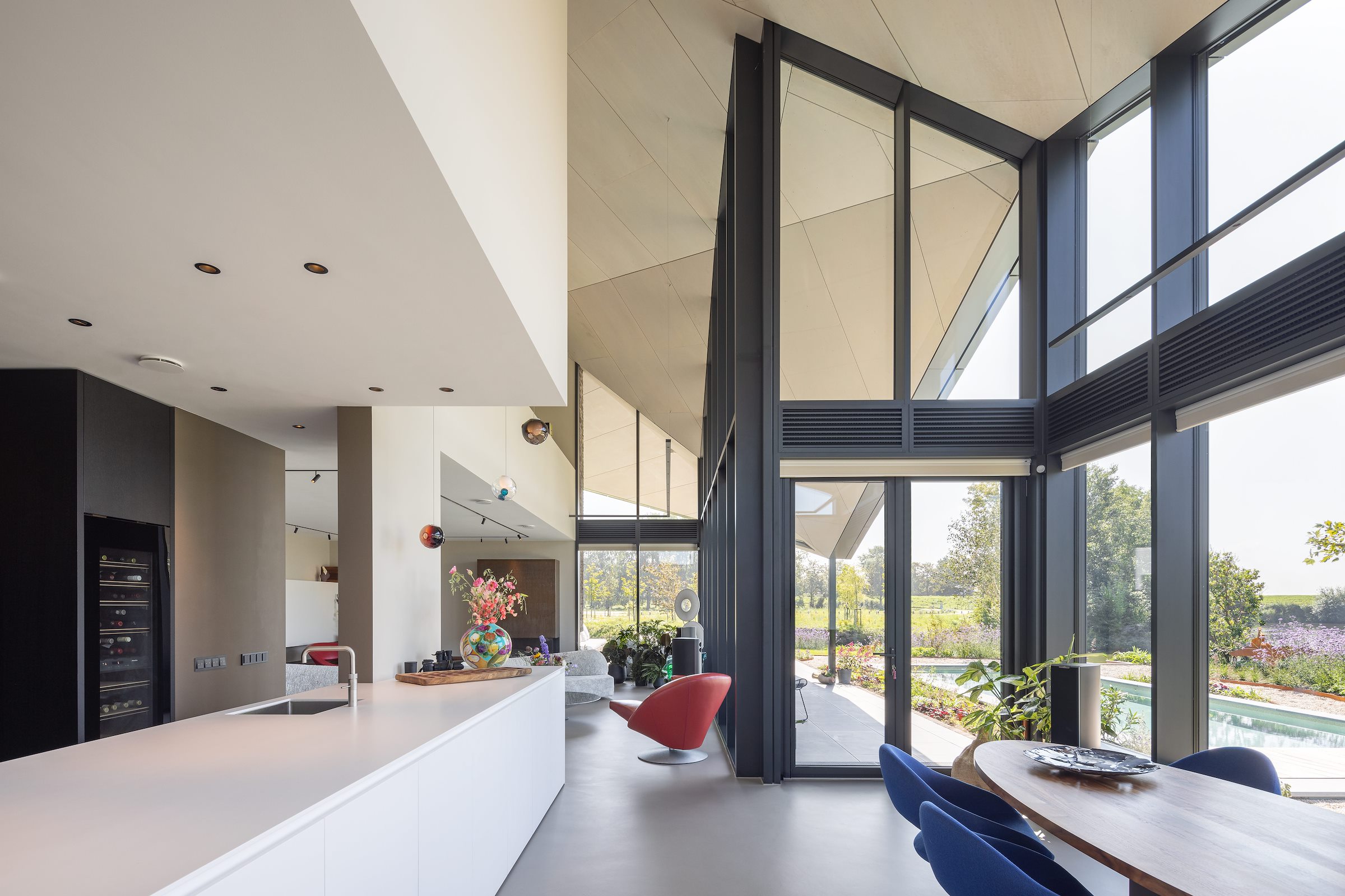 Expressieve villa aan het water van Nieuwe Architecten - architectenweb.nl