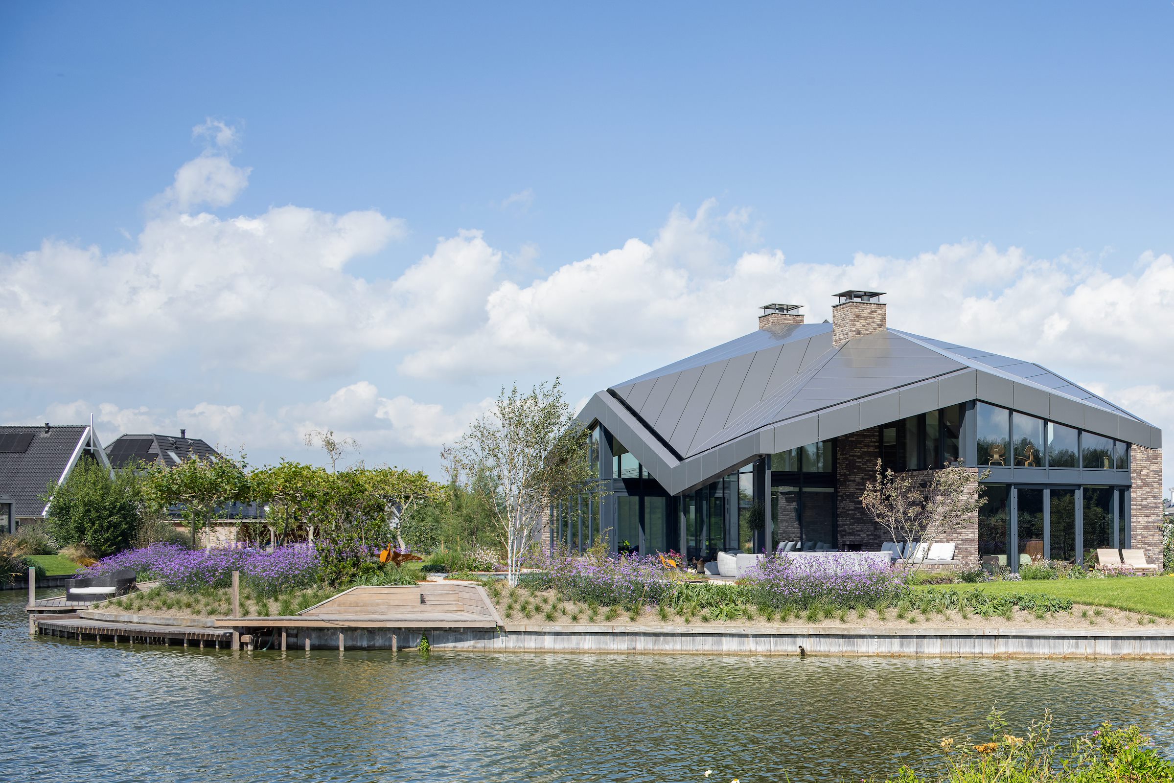 Expressieve villa aan het water van Nieuwe Architecten - architectenweb.nl