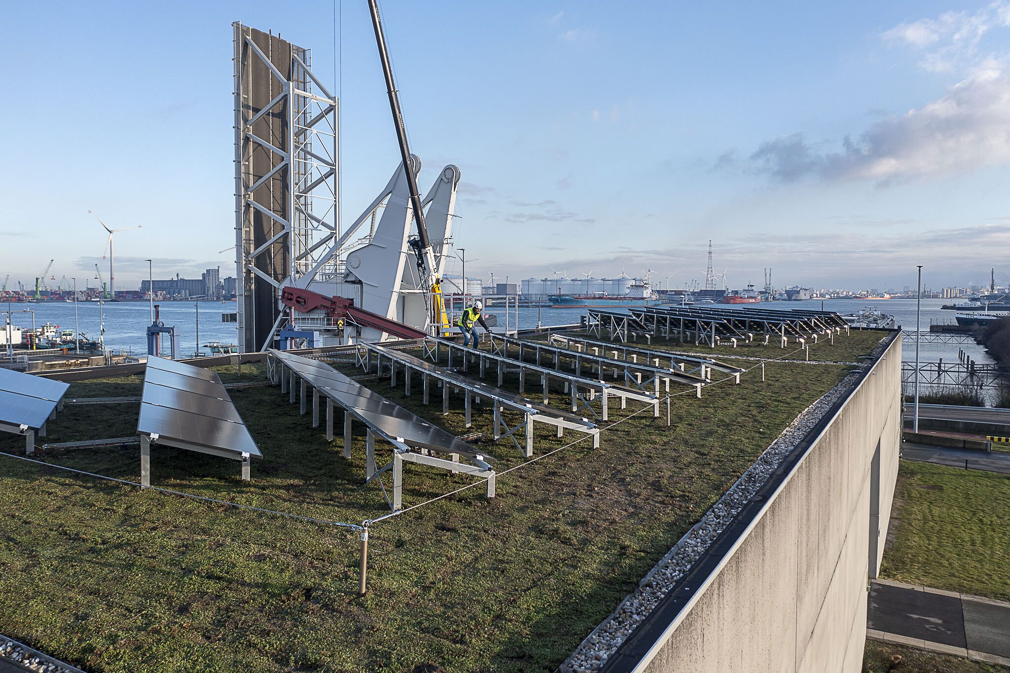 Optigrün Benelux | Solargroendak Antwerpen - architectenweb.nl
