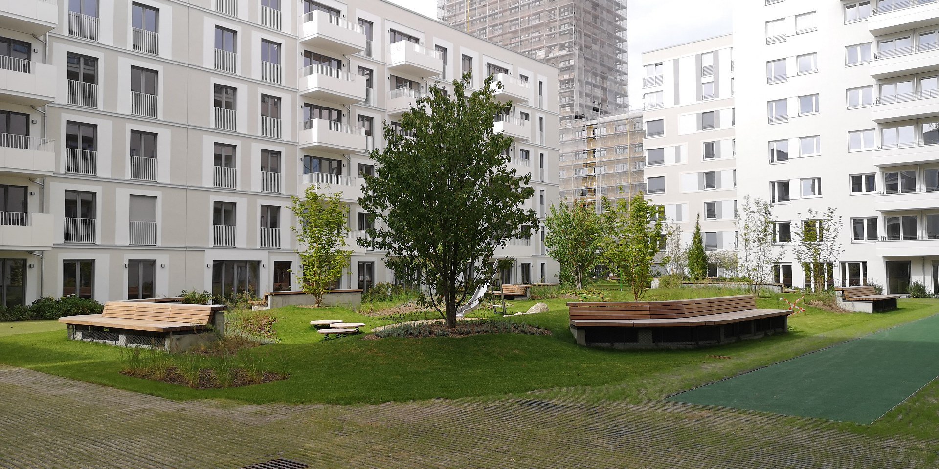 Grijsen Park & Straatdesign | Prachtige binnentuin met maatwerkbanken ...
