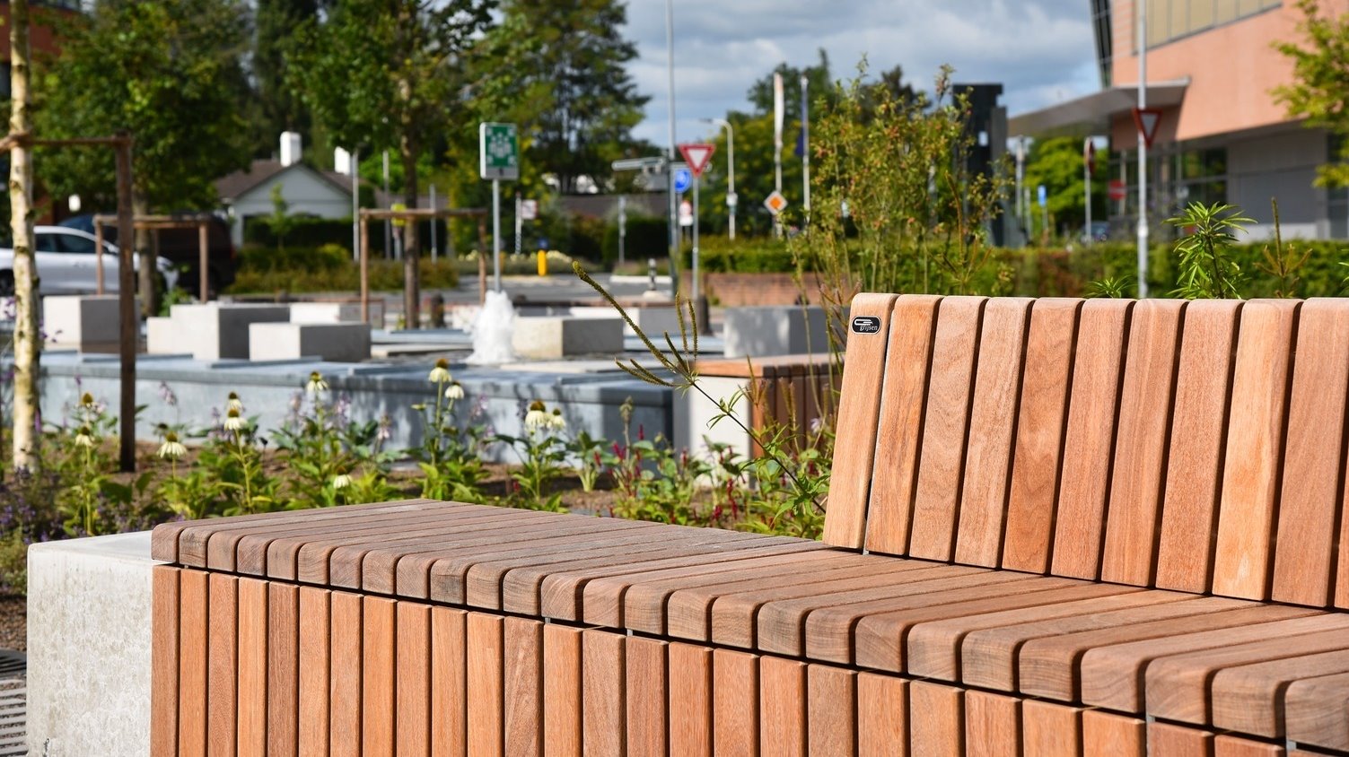 Grijsen Park & Straatdesign | Comfortabele zitplekken en vergroening ...