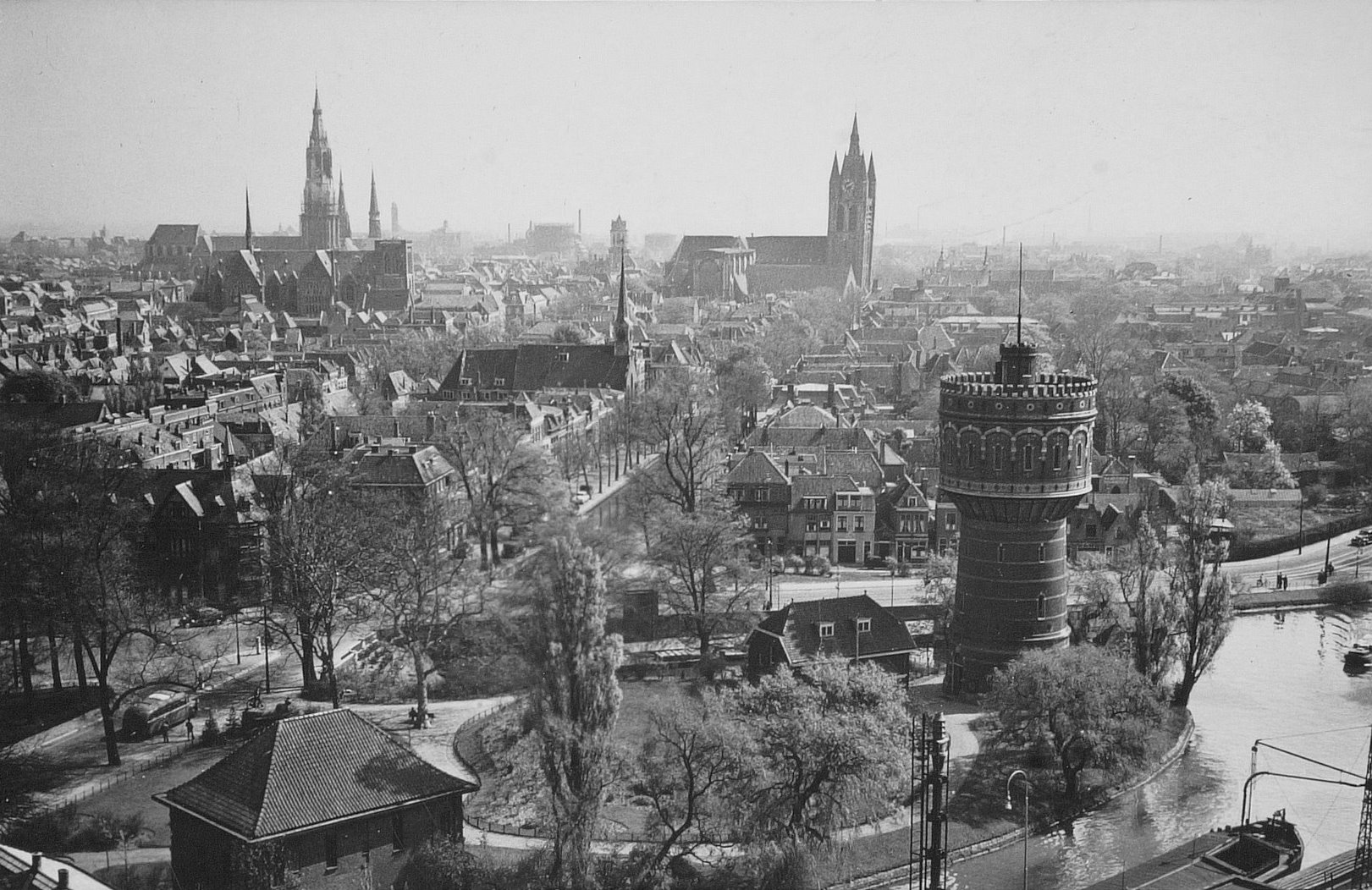 Kunstcentrum ondergebracht in pomphuis en bassin bij Delftse watertoren ...