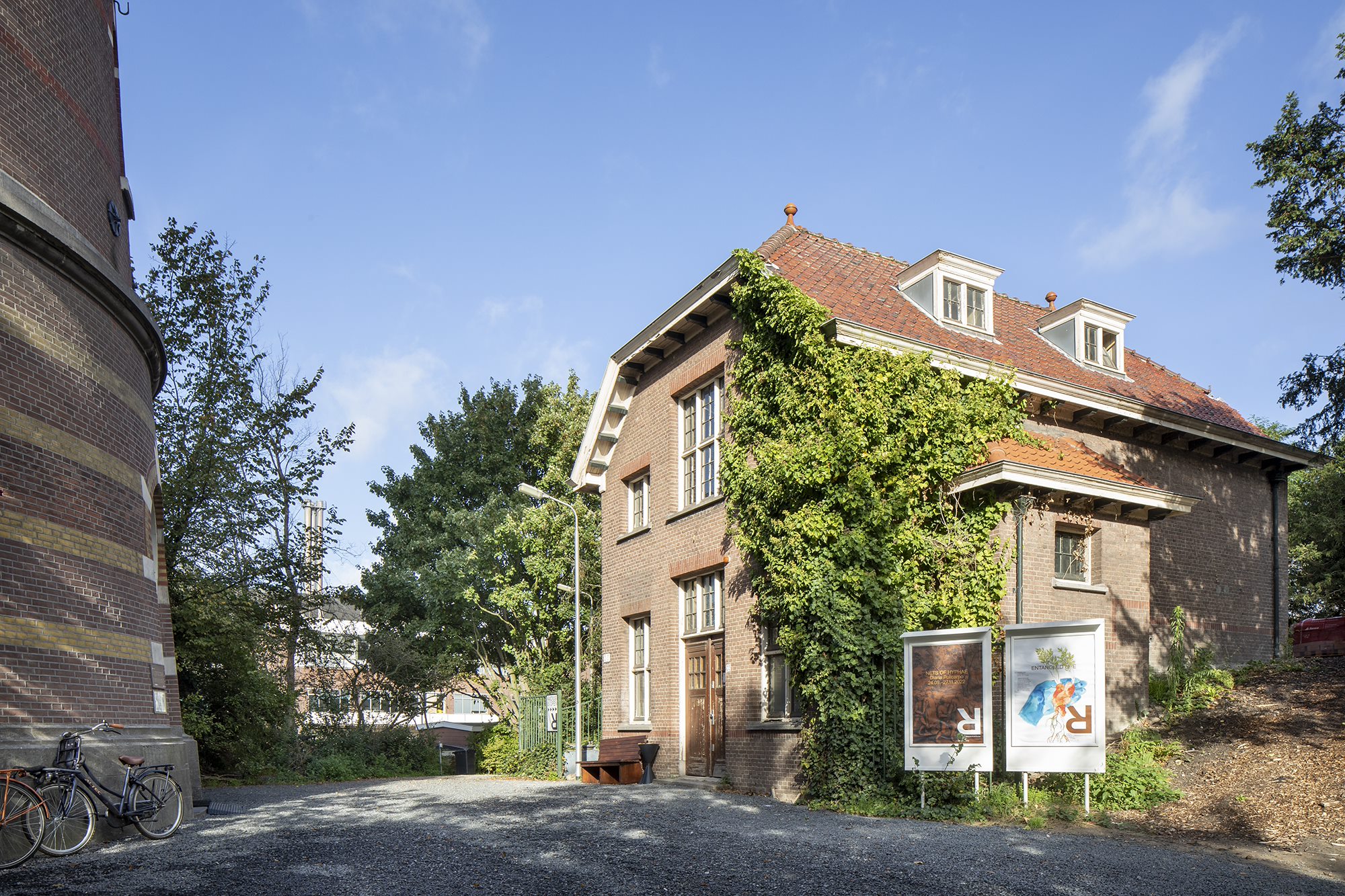 Kunstcentrum ondergebracht in pomphuis en bassin bij Delftse watertoren ...